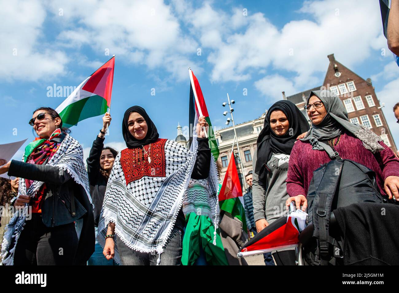 A group of Palestinian women wearing traditional Palestinian clothes ...