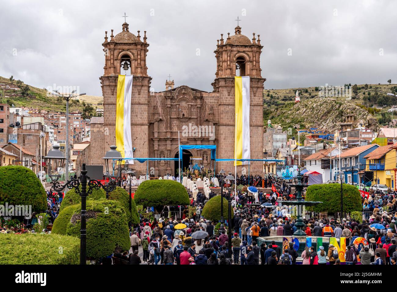 Virgen de la candelaria fiesta peru hi-res stock photography and images ...