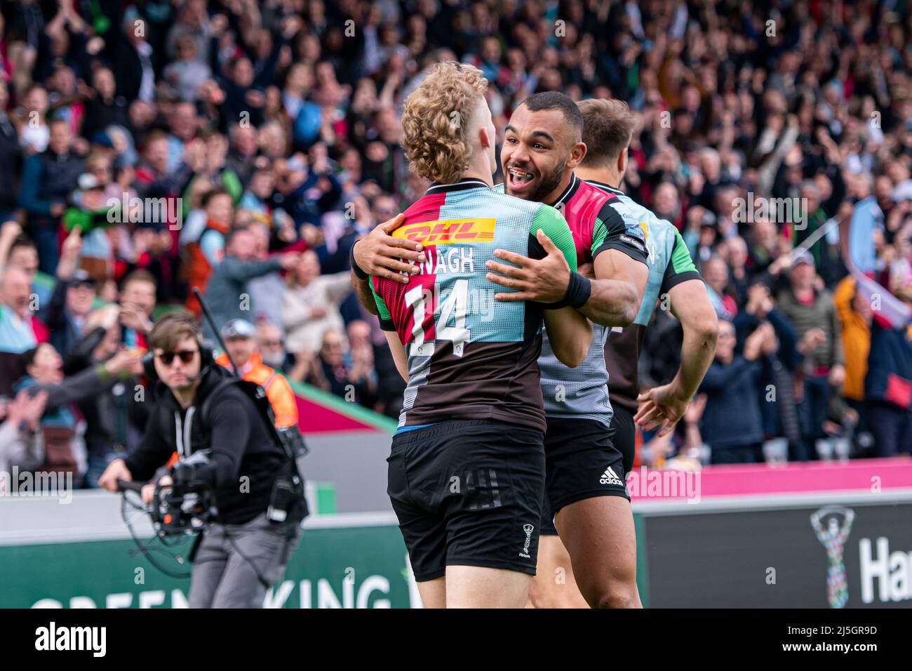 LONDON, UNITED KINGDOM. 23th, Apr 2022. Louis Lynagh of Harlequins ...