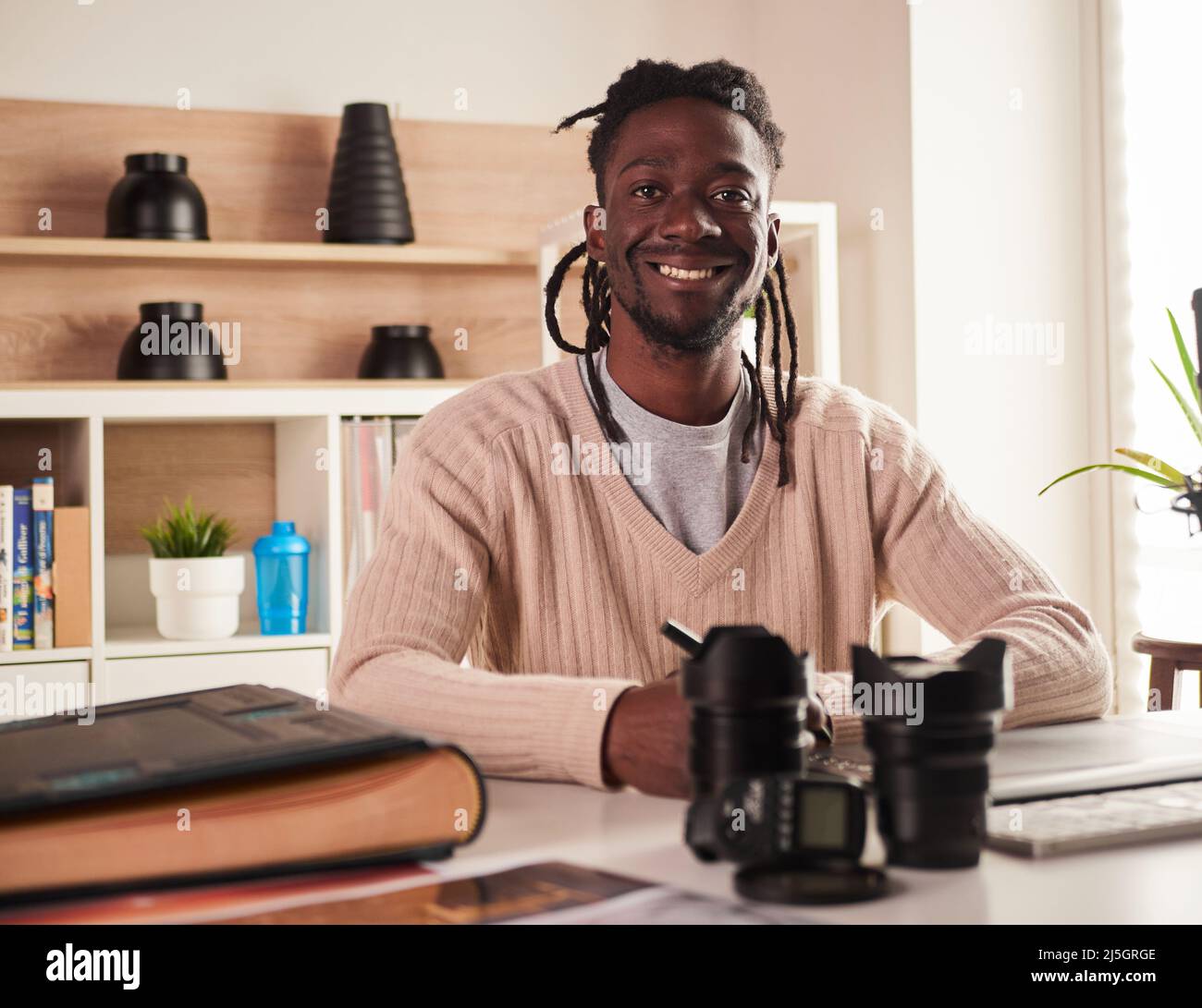 Graphic designer/photographer working in home office Stock Photo - Alamy Graphic designer/photographer working in home office Stock Photo - Alamy