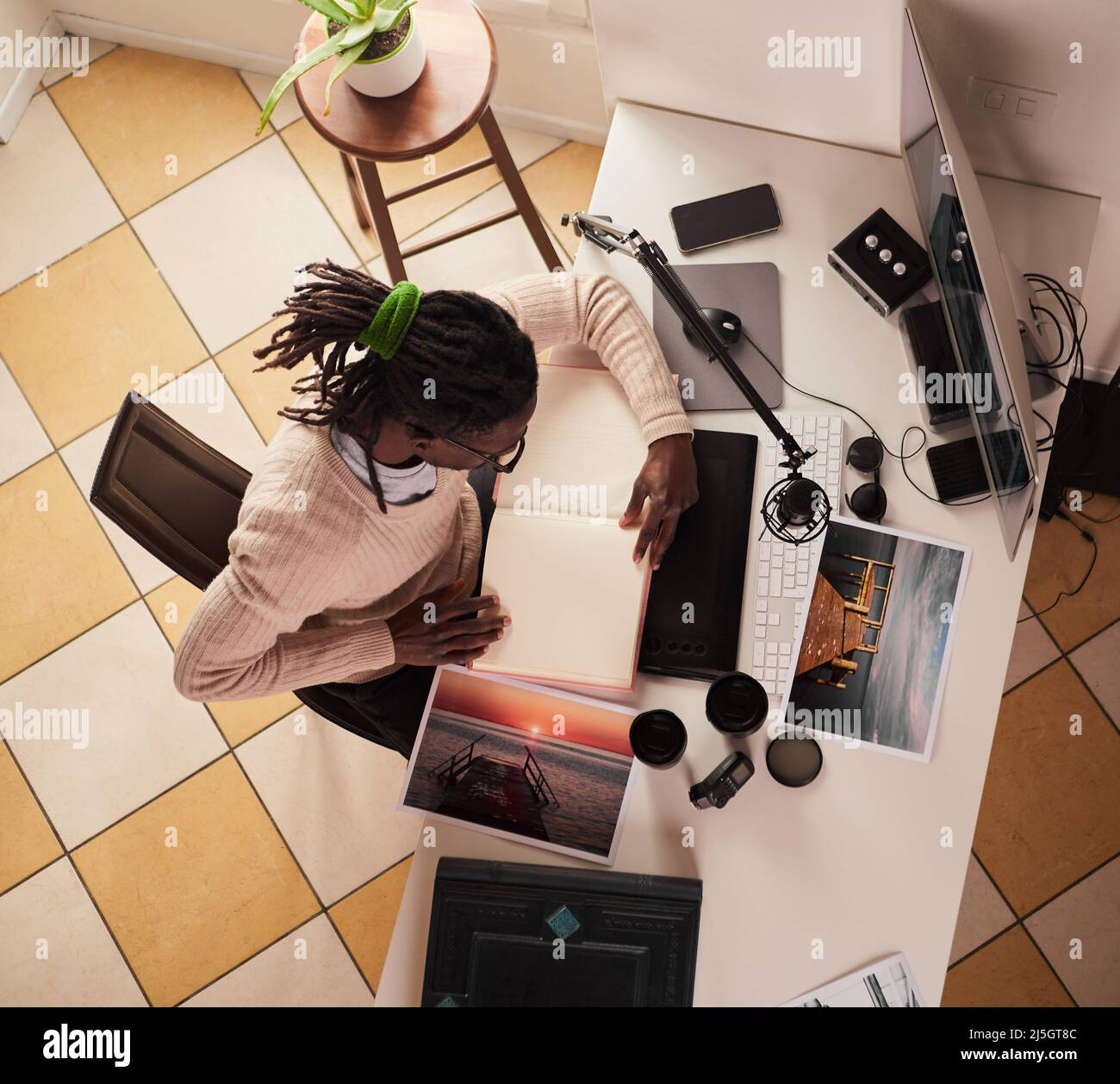 Graphic designer/photographer working in home office Stock Photo - Alamy Graphic designer/photographer working in home office Stock Photo - Alamy