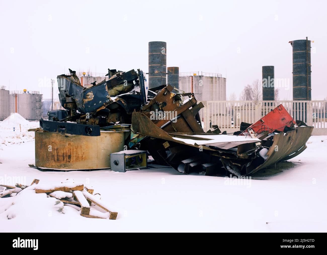 Car crushed tank hi-res stock photography and images - Alamy