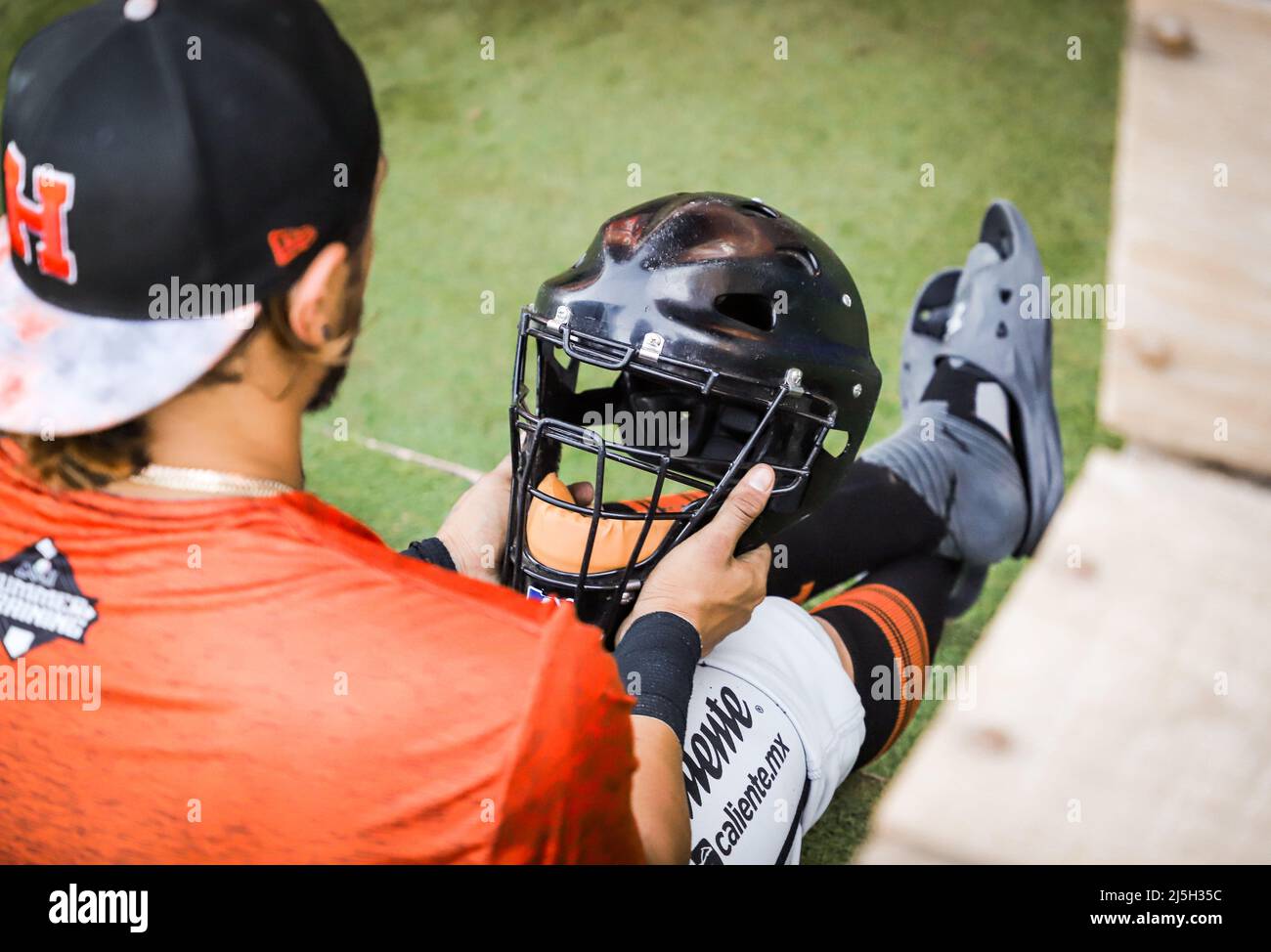 Catcher with his helmet, chest and knee pads of Los Naranjeros. Aspects ...