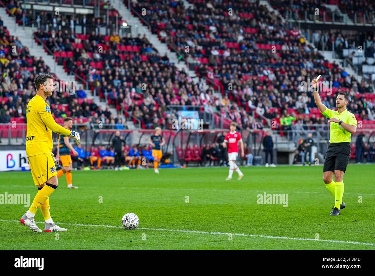 ALKMAAR - SC Heerenveen goalkeeper Erwin Mulder receives a yellow card ...