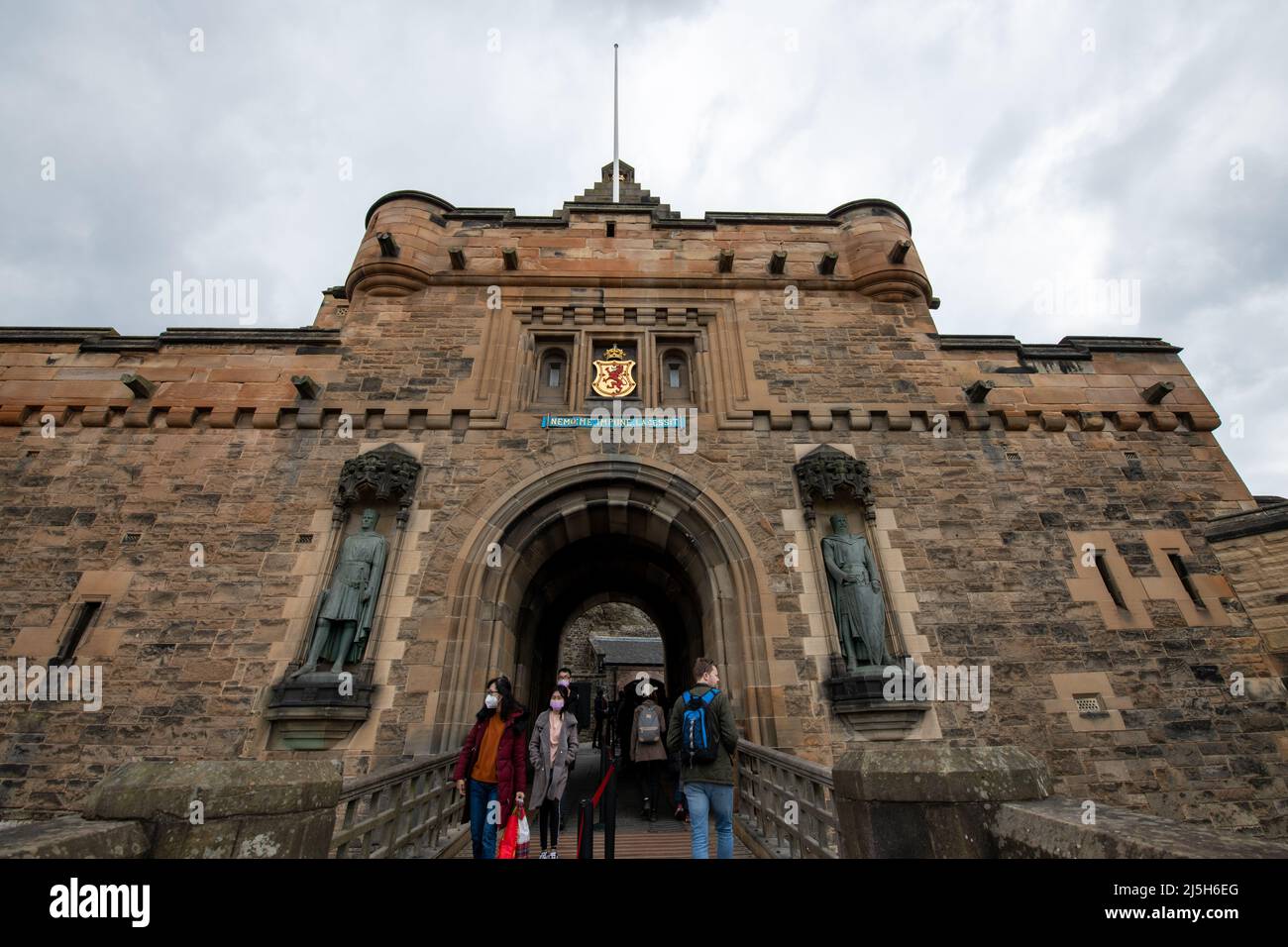 Entrance to edinburgh castle hi-res stock photography and images - Alamy