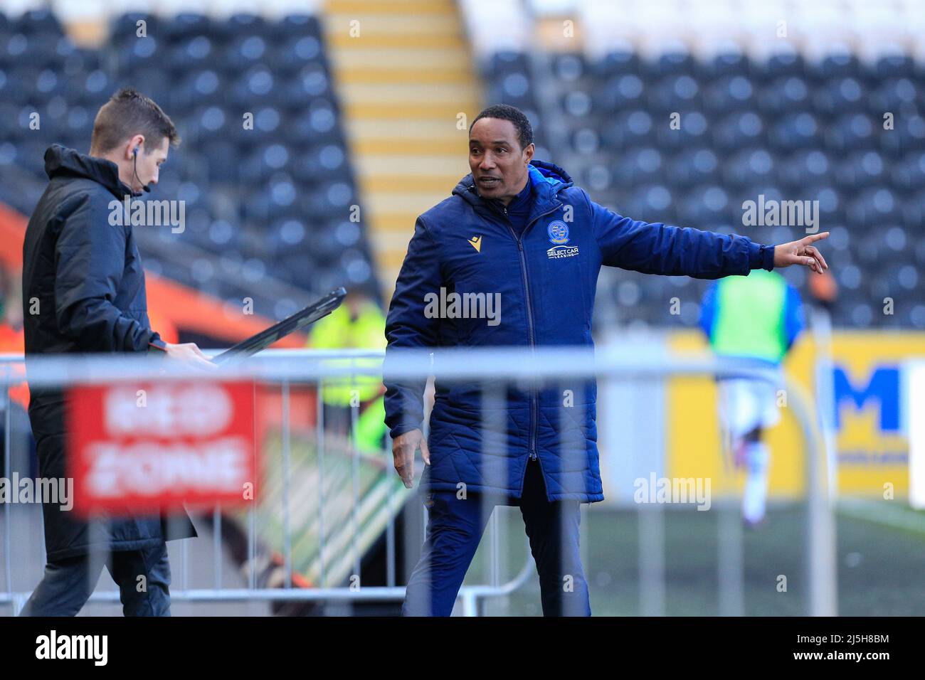 Paul Ince manager of Reading gestures and reacts during the game Stock ...