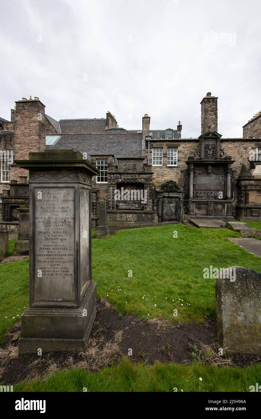 Tombs and Graves at Greyfriars Kirkyard Stock Photo - Alamy