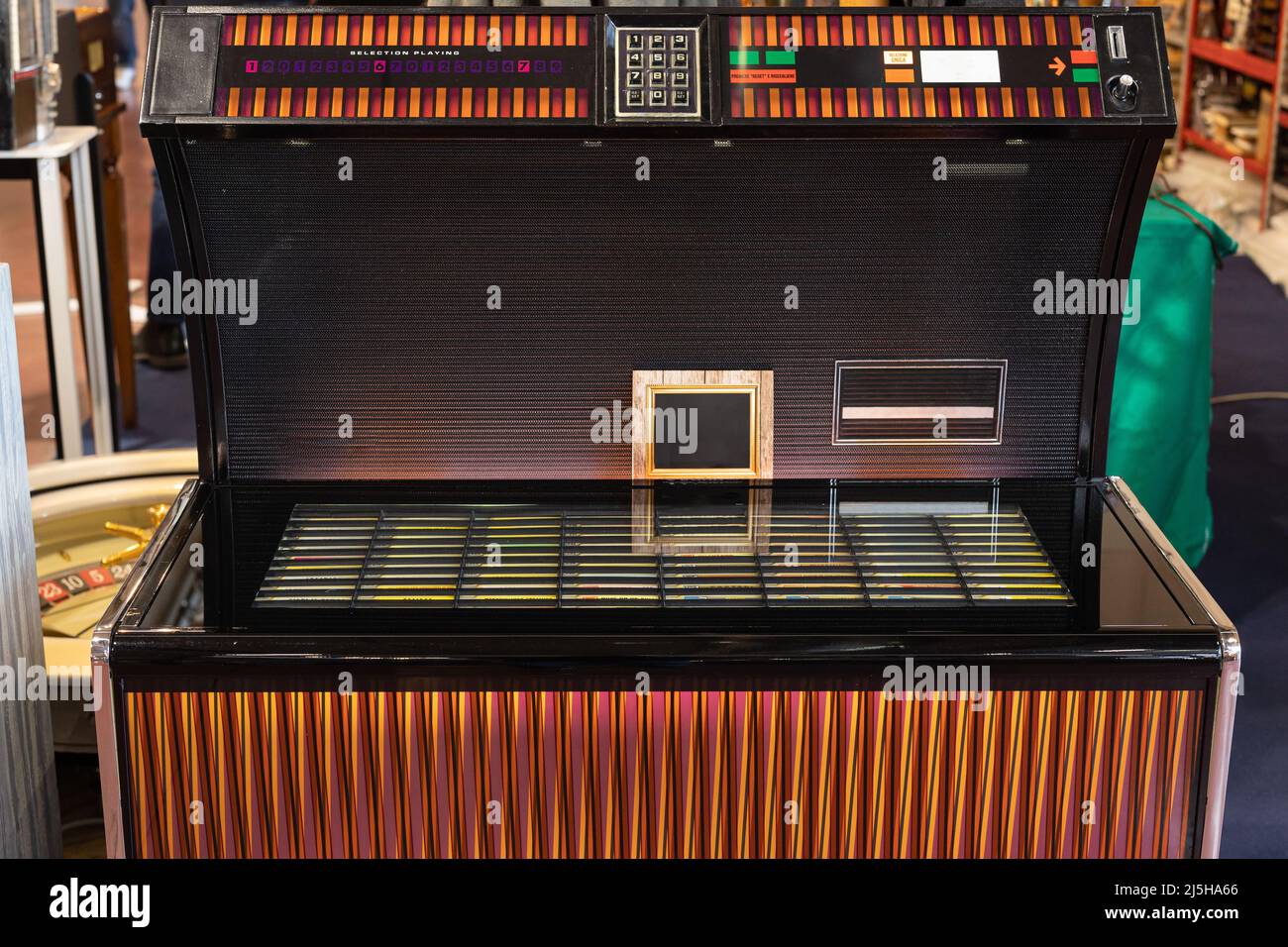 Details of Retro Jukebox: Music and Dance in the 1940s and in the 1950s ...