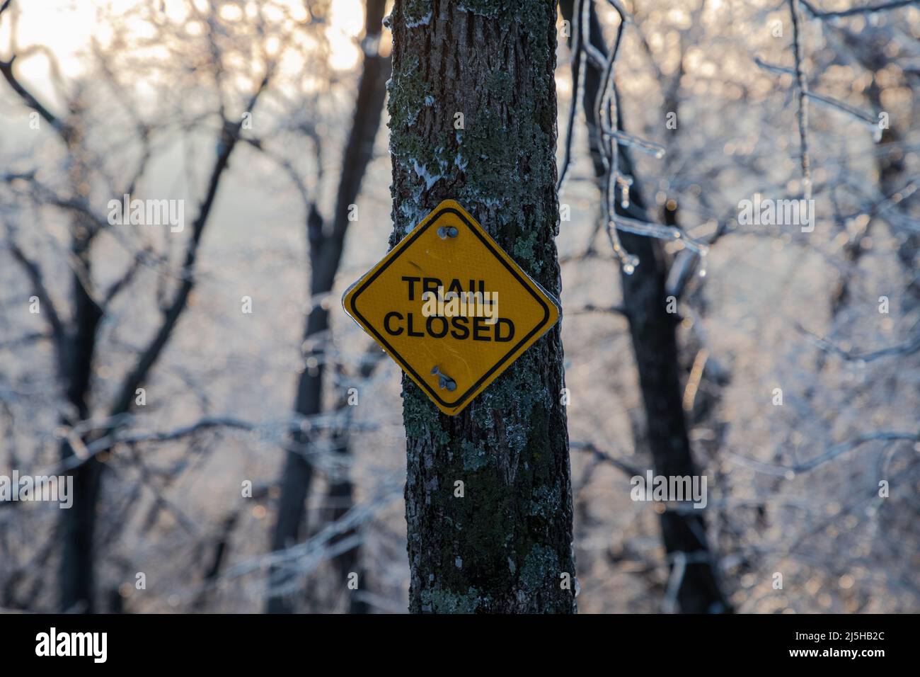 Trail closed sign hi-res stock photography and images - Alamy