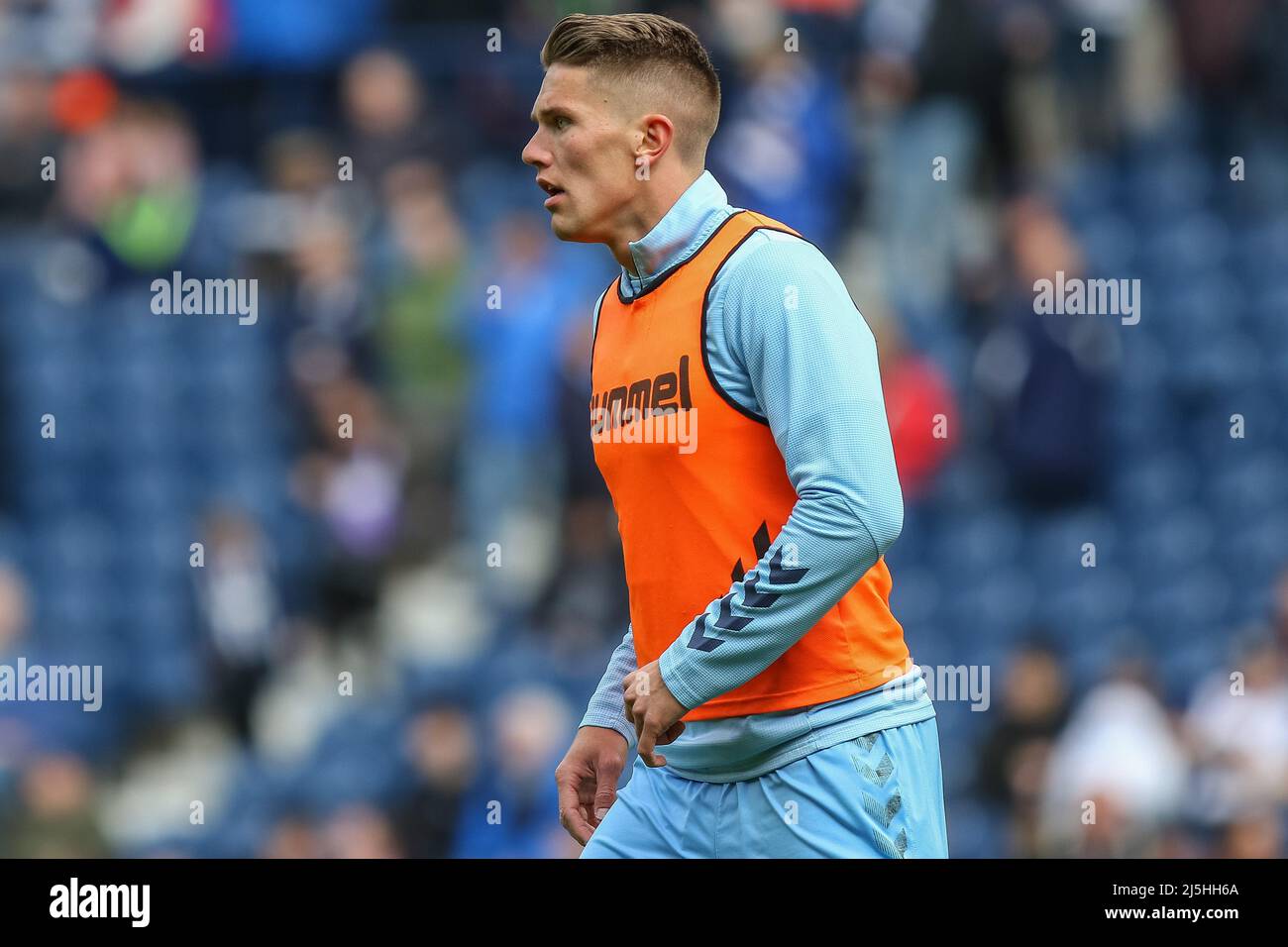 Viktor Gyokeres #17 of Coventry City warms up ahead of kick off Stock ...