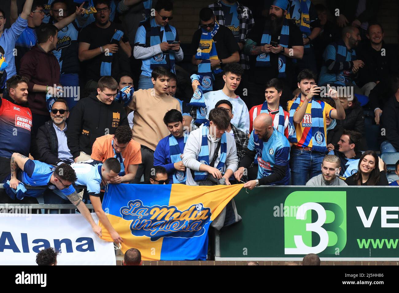Wycombe Wanderers fans put up a banner quoting Òla media InglesaÓ Stock ...