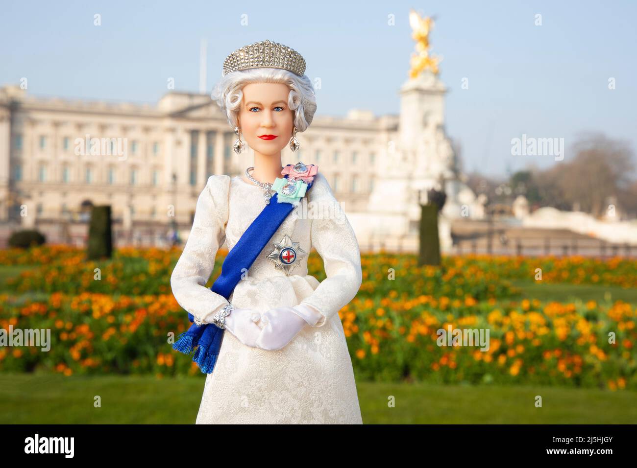 Platinum jubilee queen elizabeth doll hi-res stock photography and ...