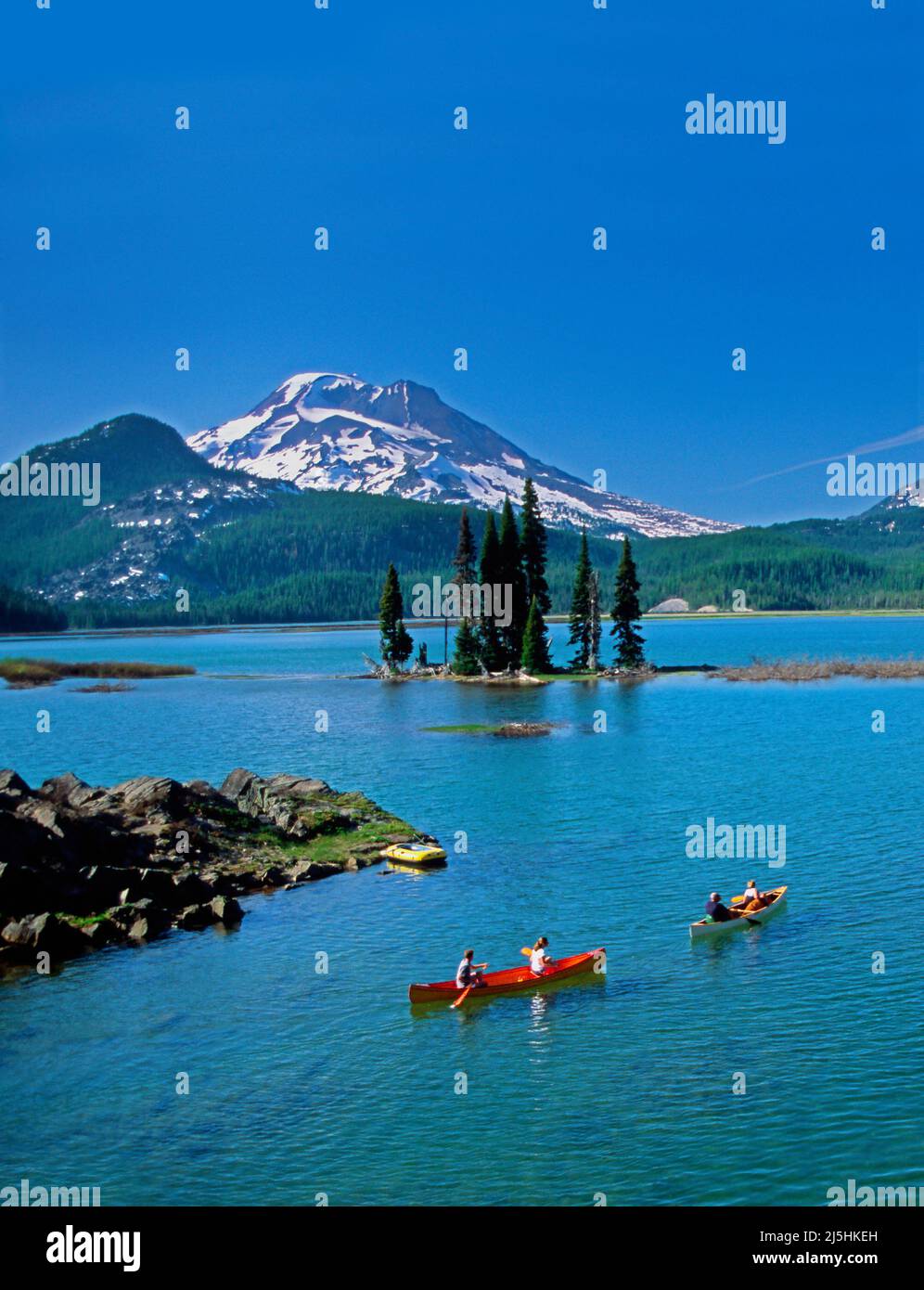 Canoeing Sparks Lake, Cascade Range, Oregon Stock Photo - Alamy