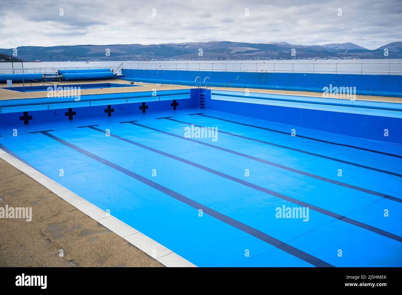Outdoor open air swimming pool closing for maintenance in Gourock Stock ...