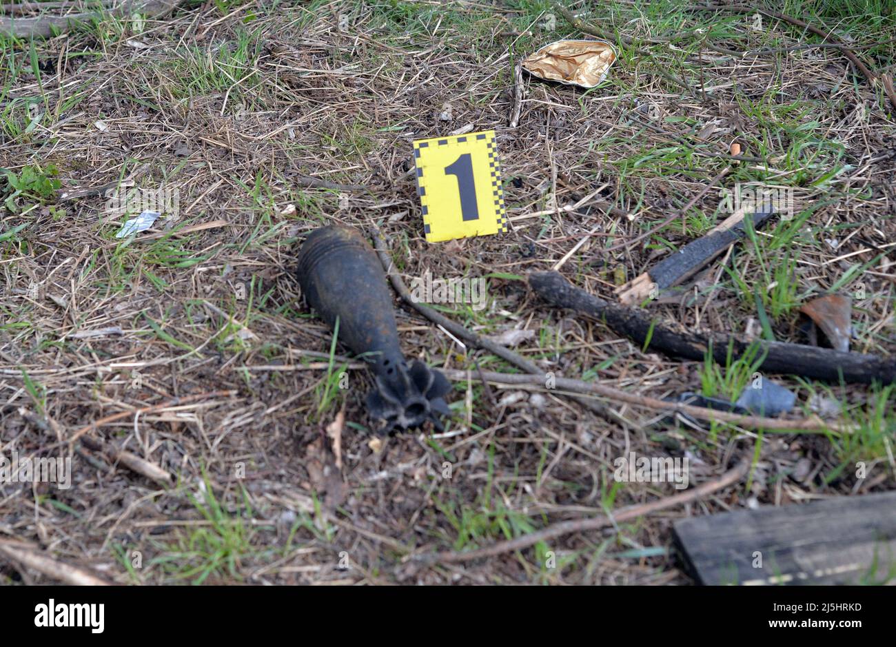 Non Exclusive: BERVYTSIA, UKRAINE - APRIL 21, 2022 - A mortar bomb lies ...
