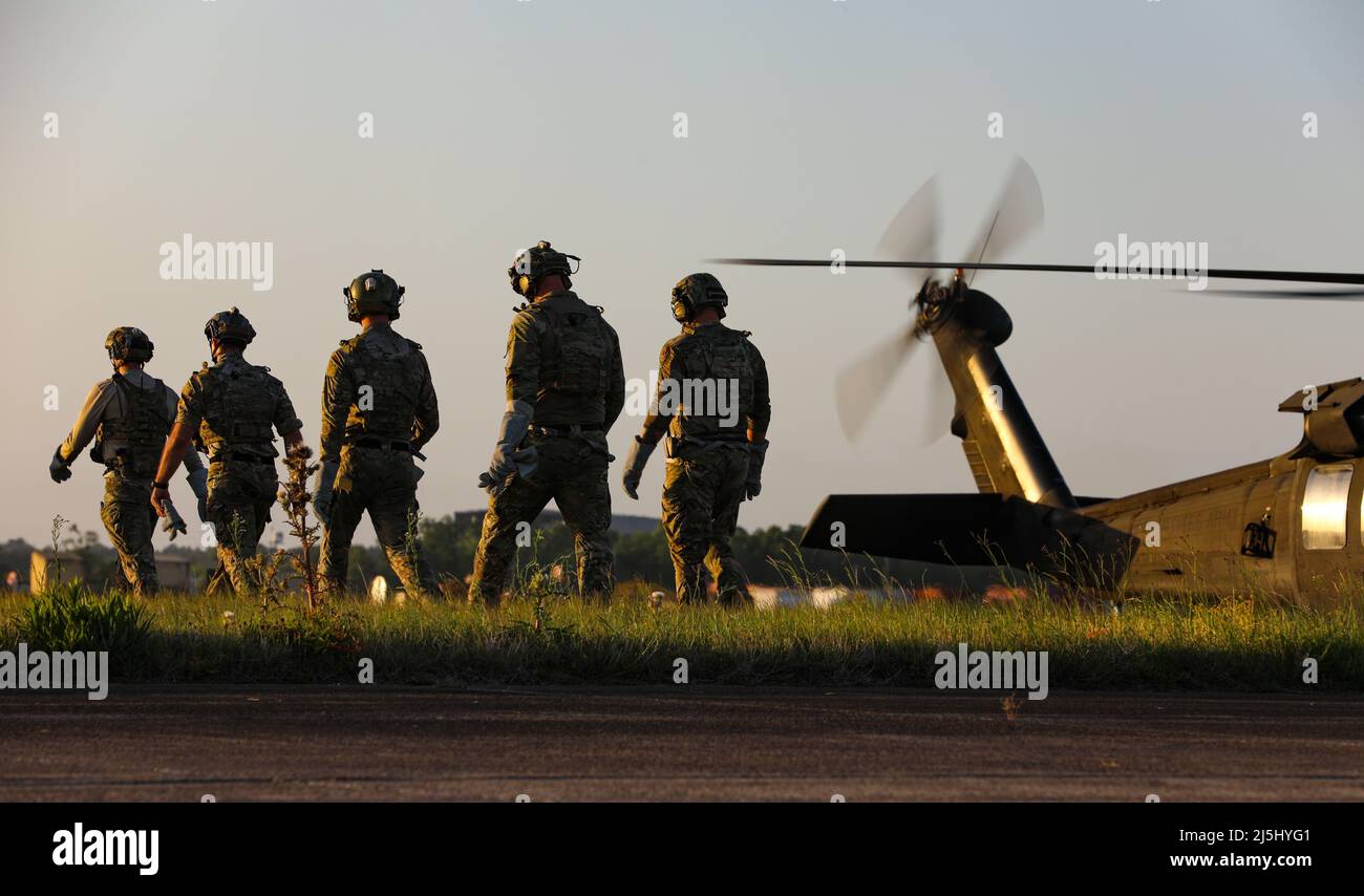 U.S. special operations service members participate in Fast Rope ...