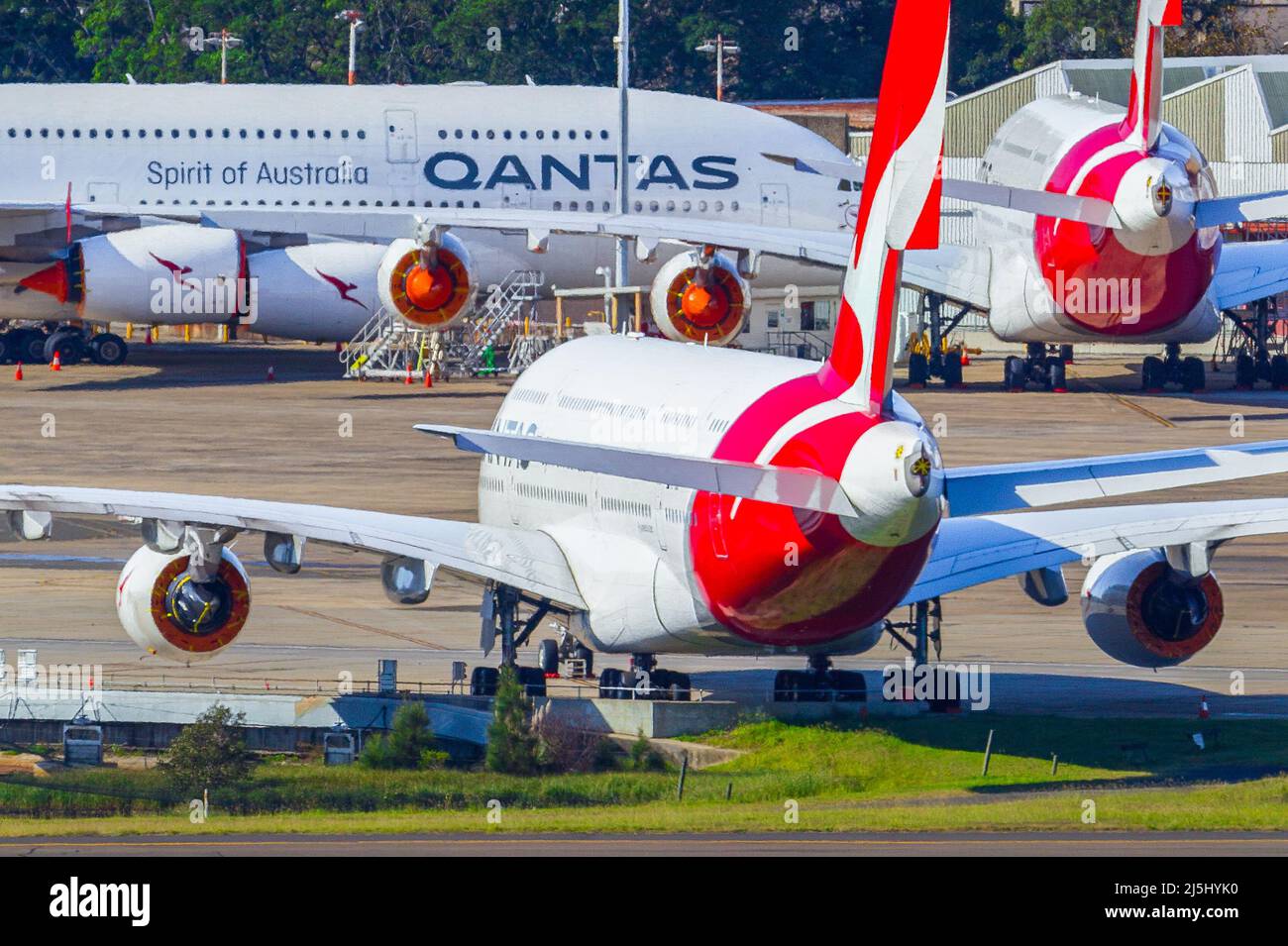 Planes terminal sydney airport hi-res stock photography and images - Alamy