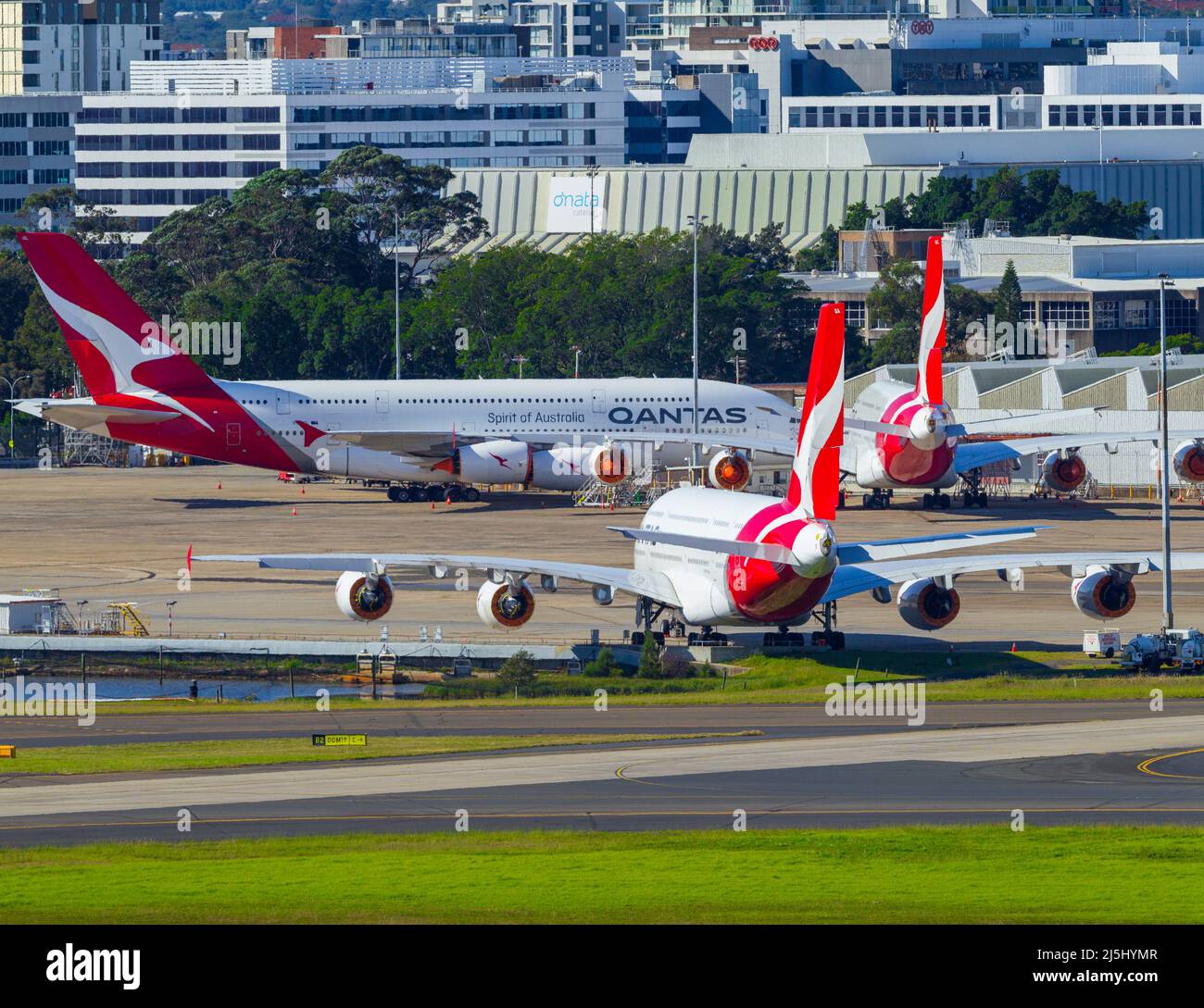 Qantas planes sydney airport hi-res stock photography and images - Alamy