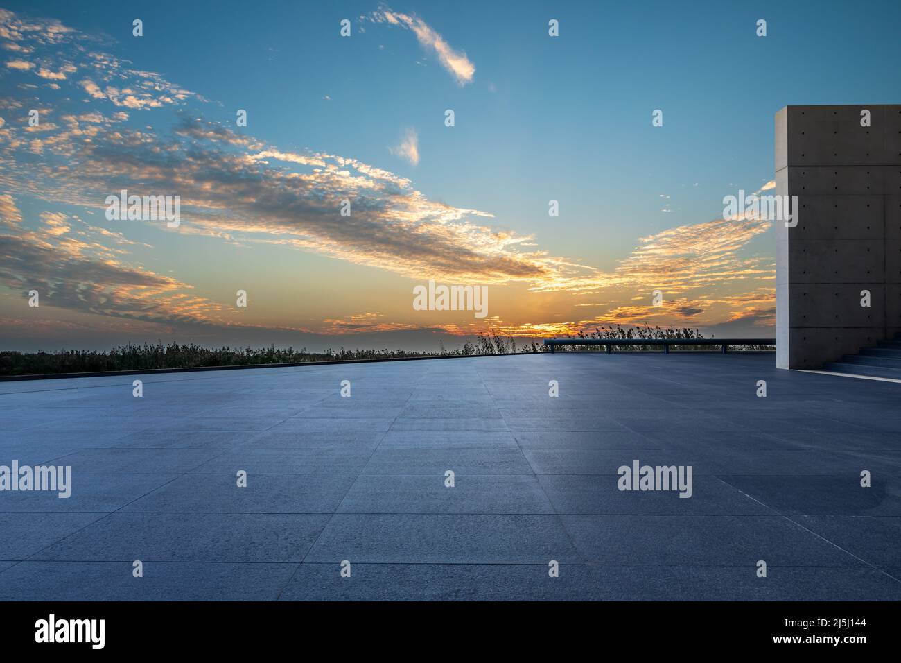 Empty sky background hi-res stock photography and images - Alamy