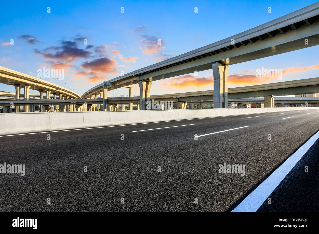 City overpass hi-res stock photography and images - Alamy
