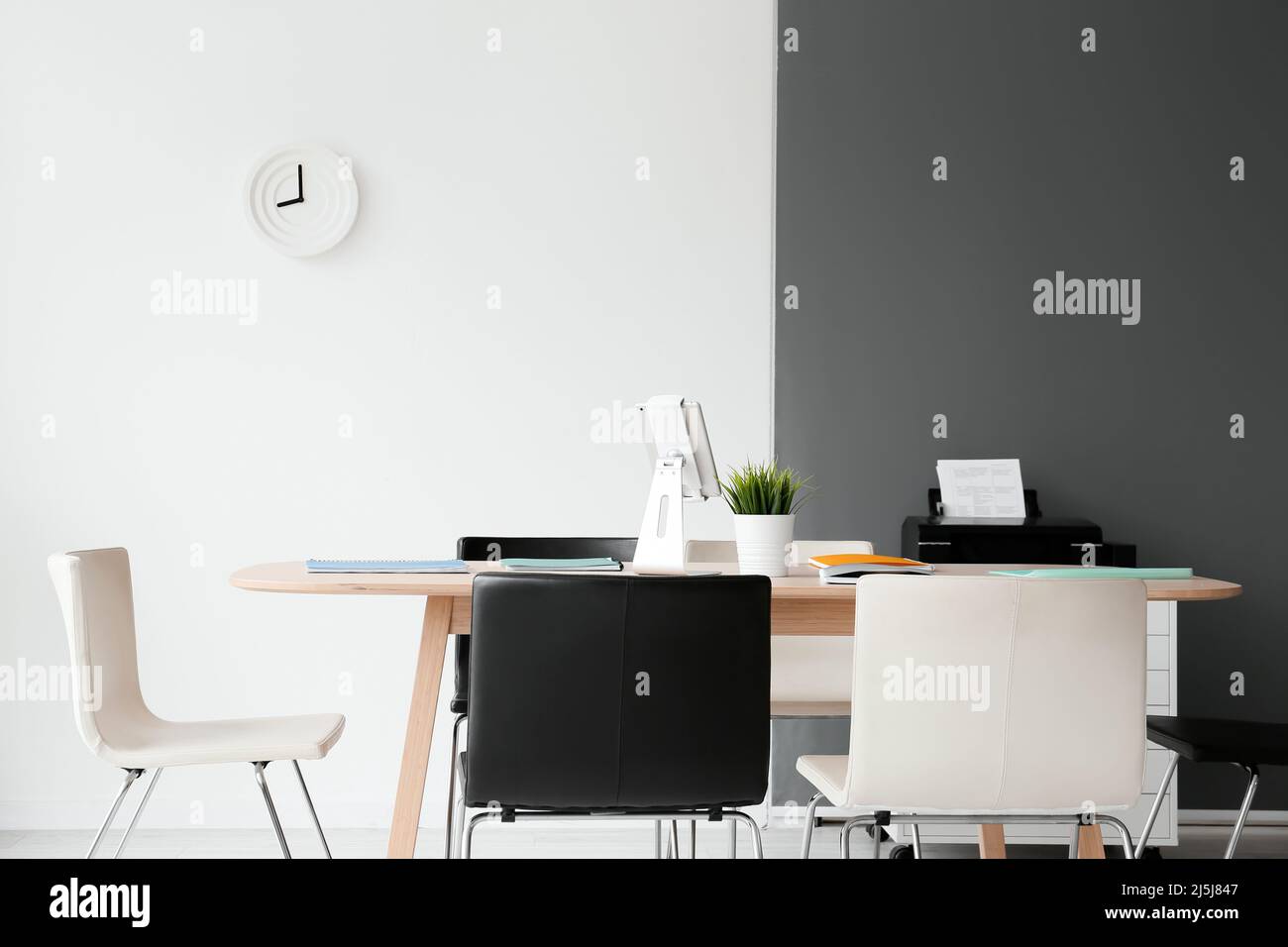 Conference table chairs clock hi-res stock photography and images - Alamy