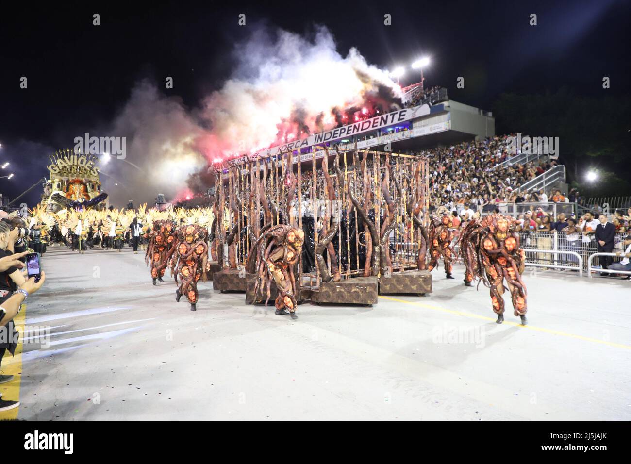 Sao Paulo, Sao Paulo, Brasil. 24th Apr, 2022. (INT) Sao Paulo Carnival ...