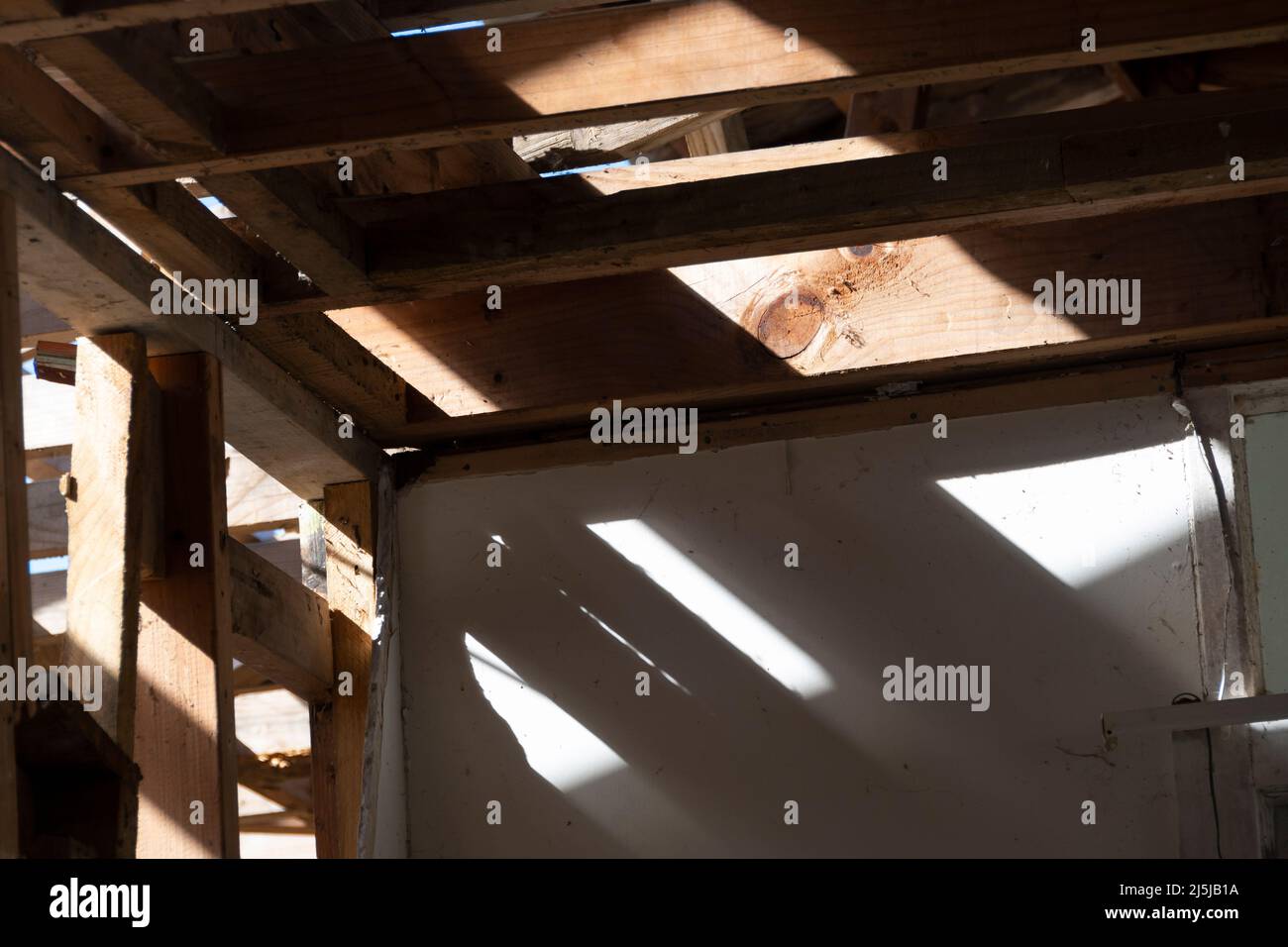 Exposed roof beam ceiling hi-res stock photography and images - Alamy