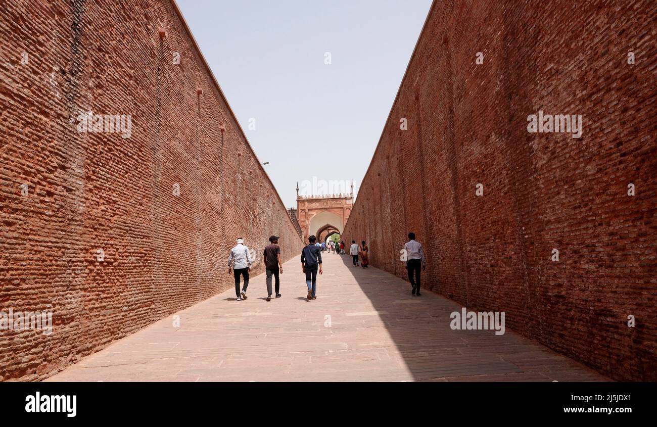 People visiting buildings in Agra Fort Stock Photo - Alamy