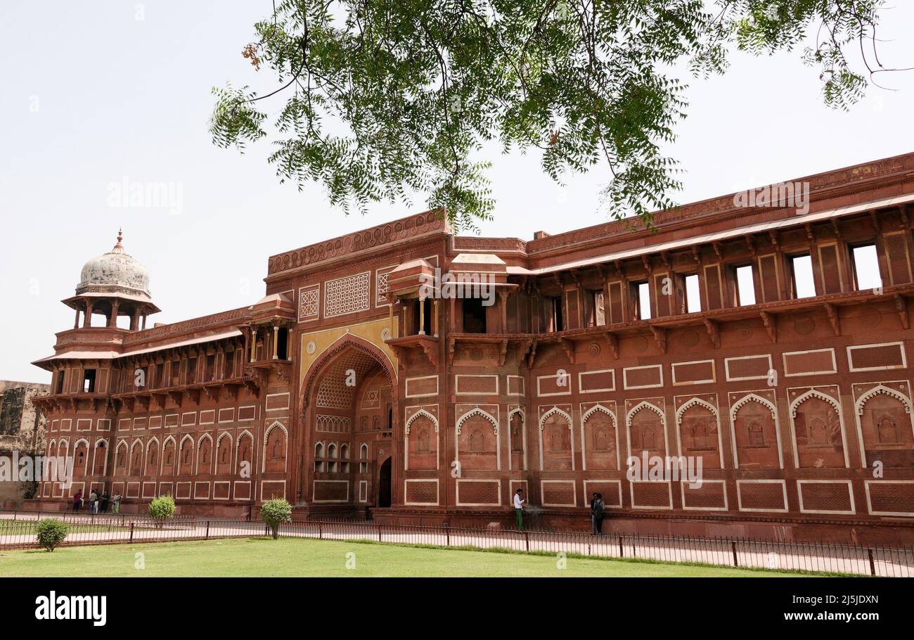 People visiting buildings in Agra Fort Stock Photo - Alamy