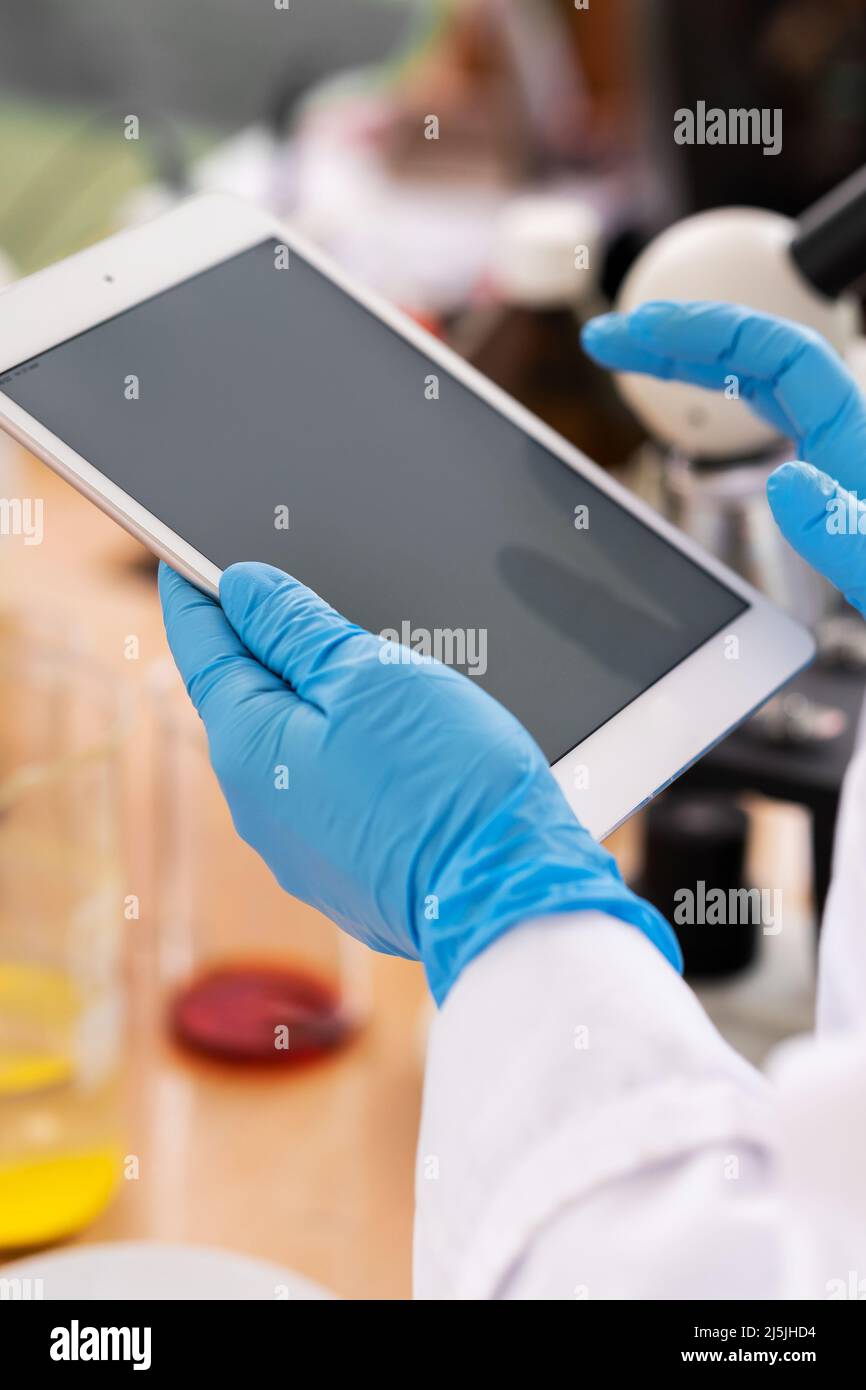 Scientists hands hi-res stock photography and images - Alamy