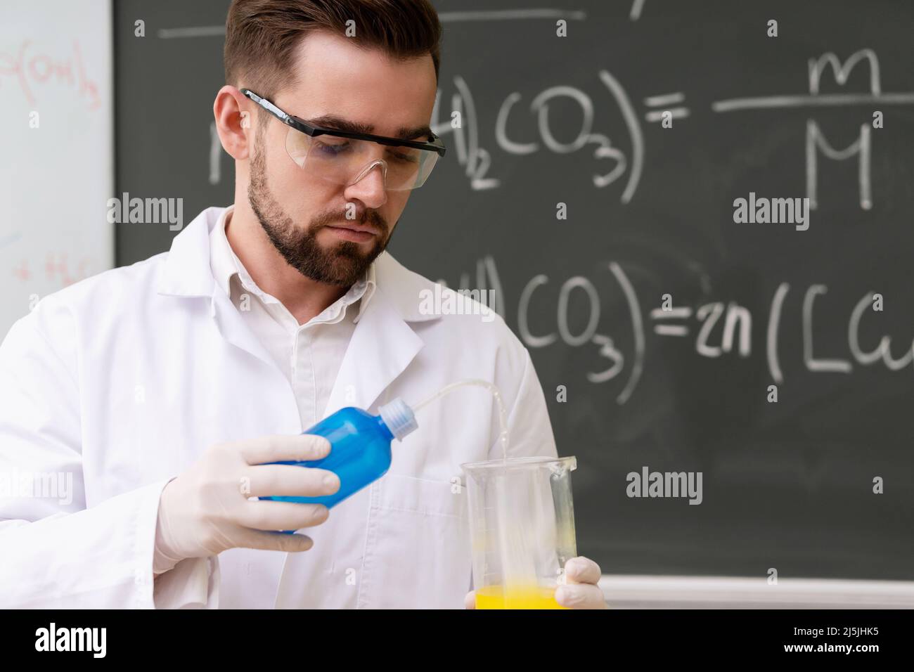 Beaker pouring water hi-res stock photography and images - Alamy
