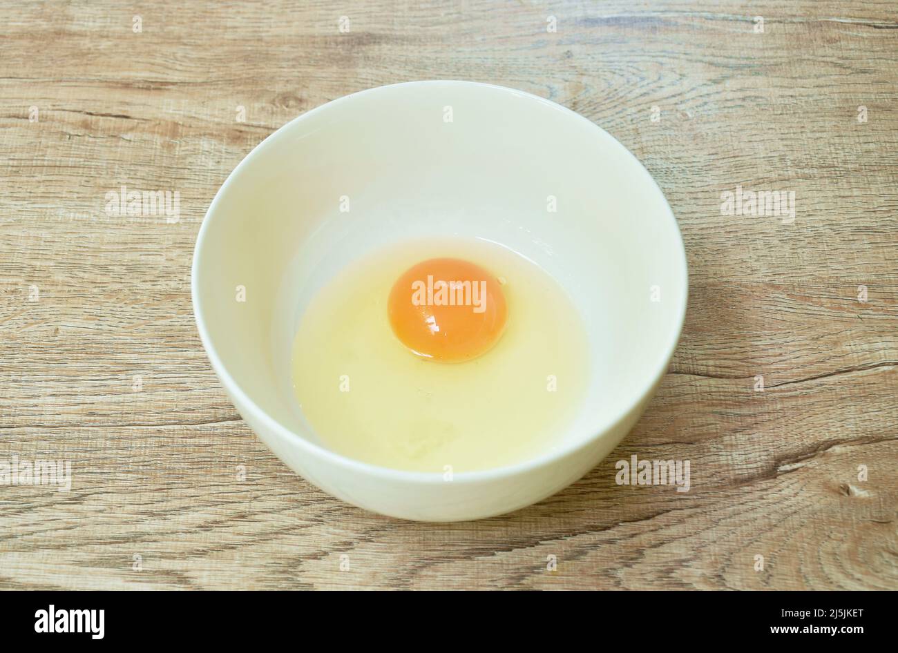 White egg cracking open hi-res stock photography and images - Alamy
