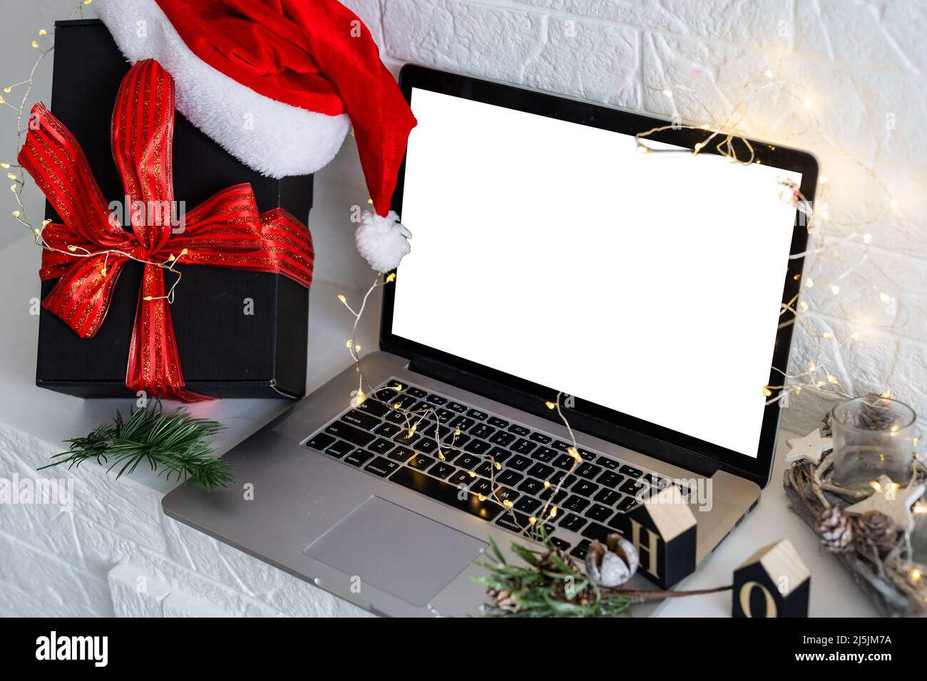 Laptop computer mockup white blank screen, Christmas. Xmas shopping ...