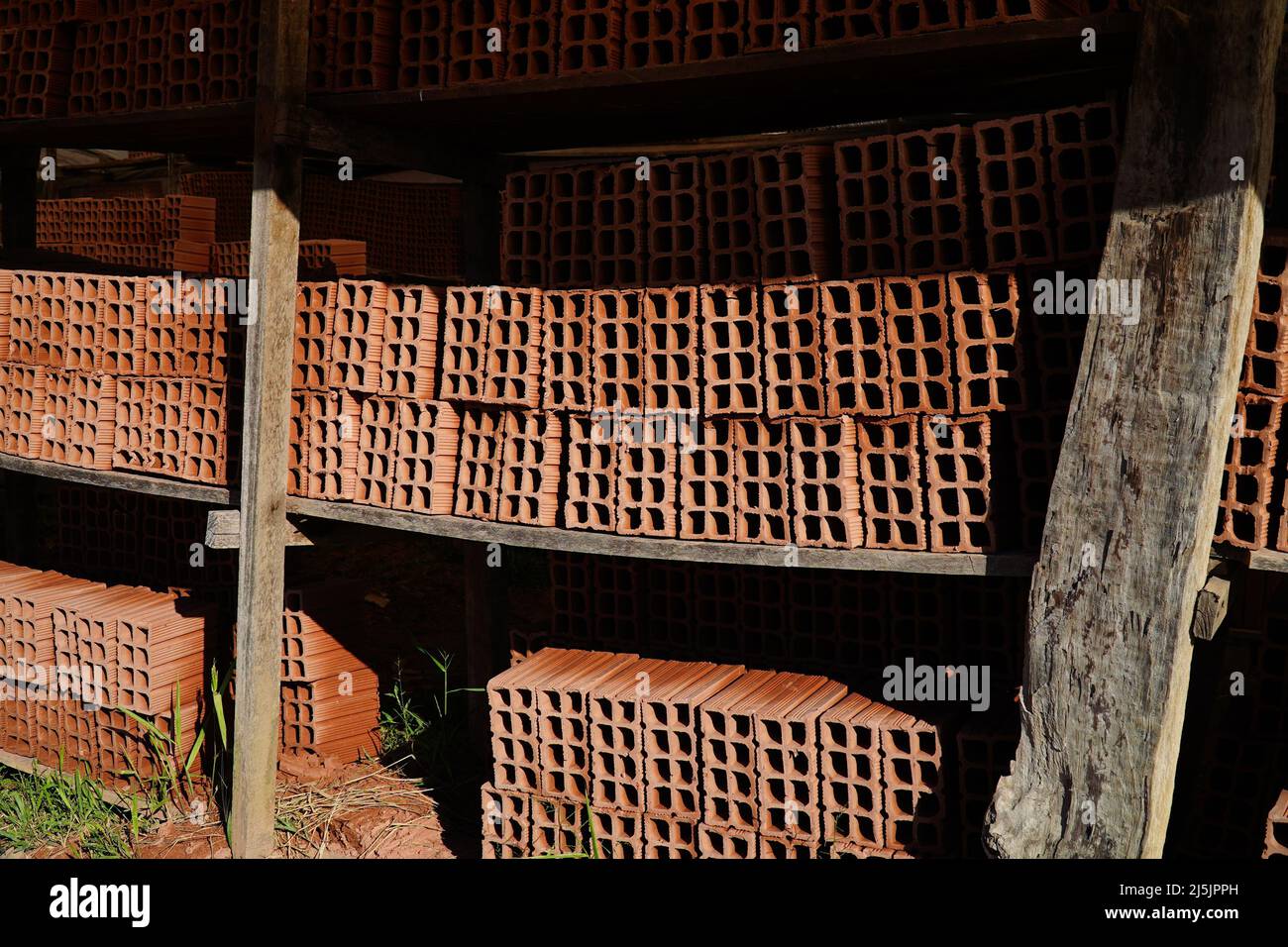 Lorry loaded with bricks hi-res stock photography and images - Alamy