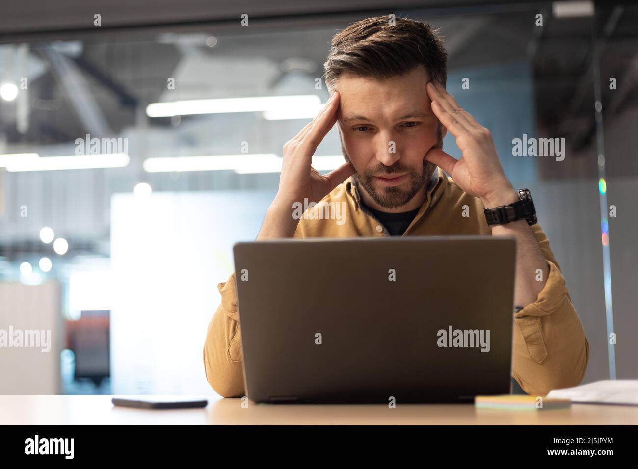 Concerned office hi-res stock photography and images - Alamy