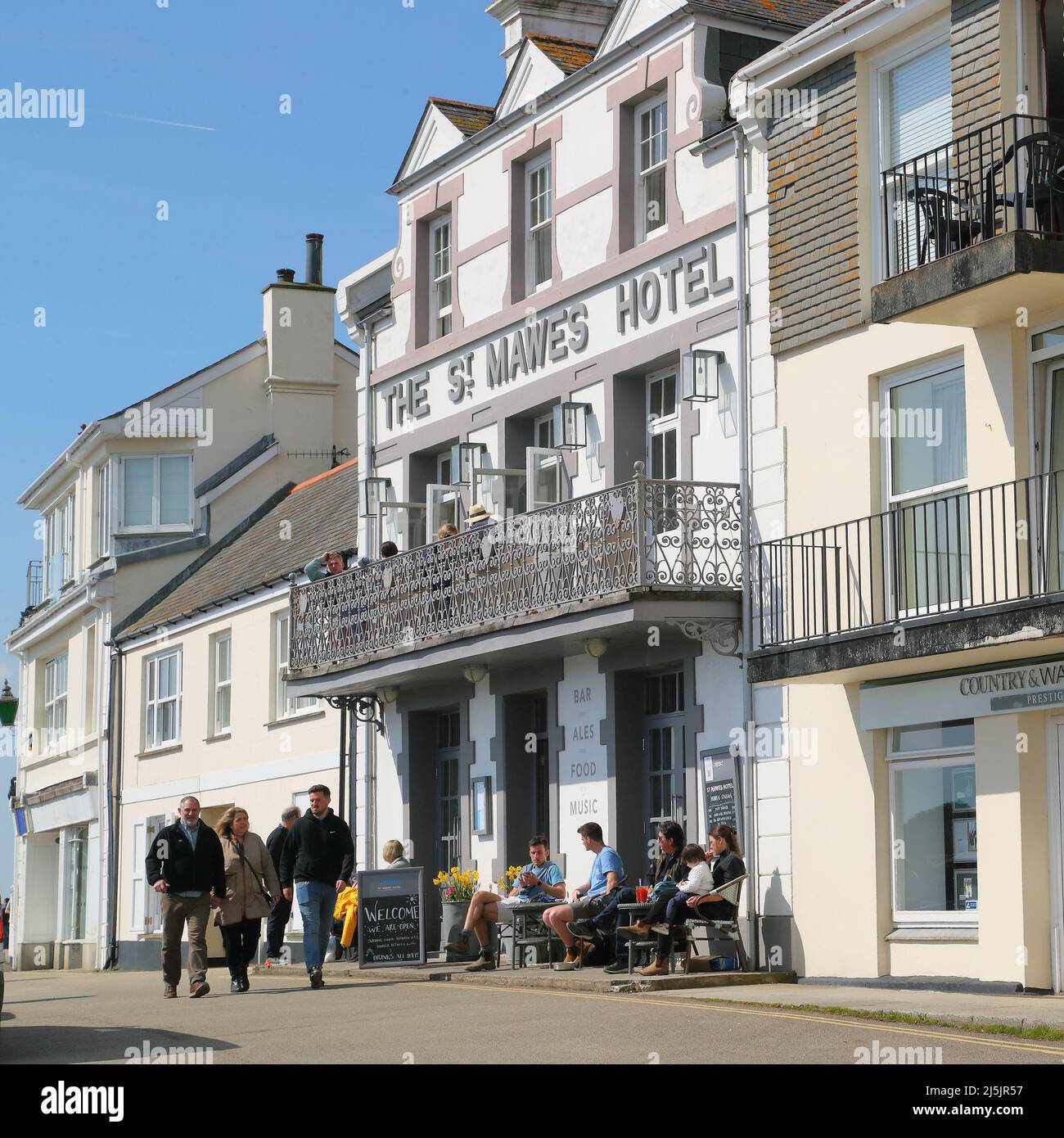 The St Mawes hotel near the harbour of St Mawes, Cornwall, UK Stock ...