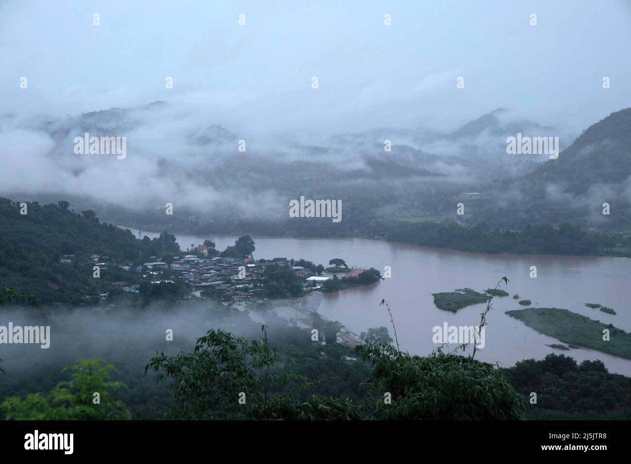 THE MEDIUM (2021), directed by BANJONG PISANTHANAKUN. Credit: GDH 559 ...