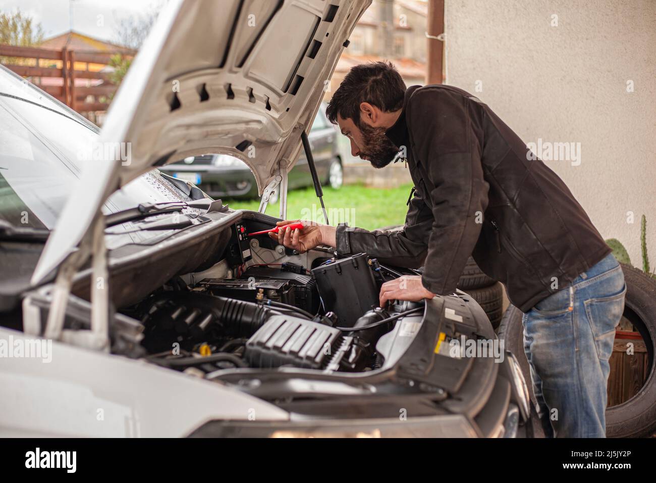 Industrial mechanic working italy hi-res stock photography and images ...