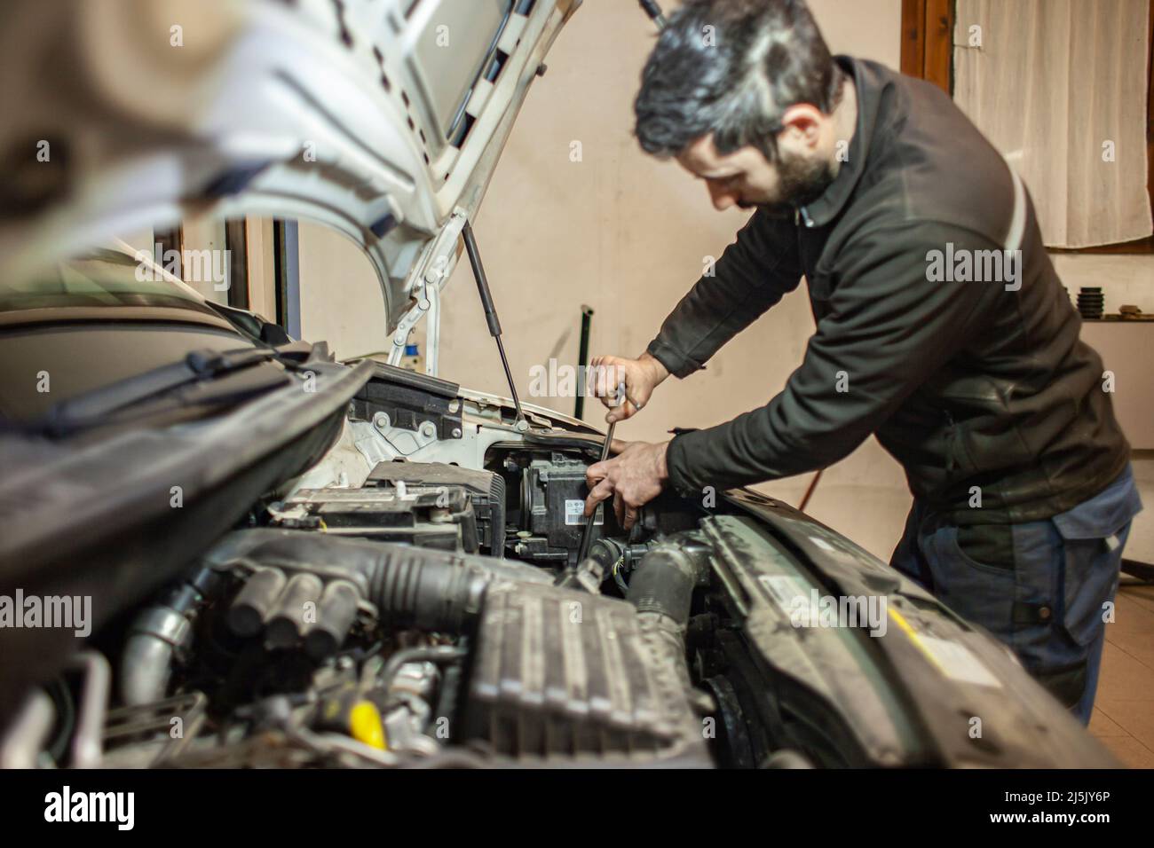 Industrial mechanic working italy hi-res stock photography and images ...