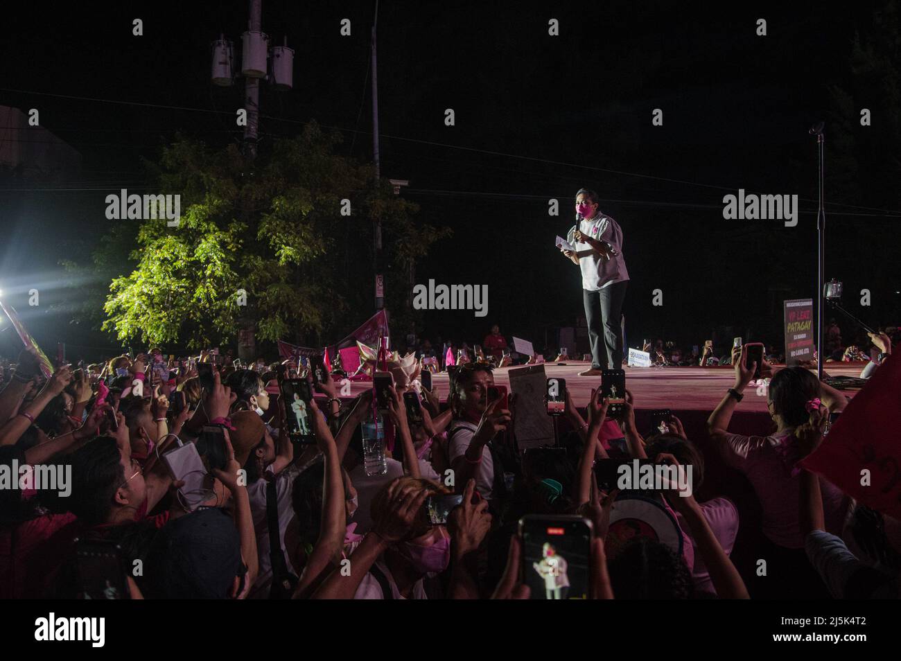 Presidential aspirant Leni Robredo addresses thousands of supporters ...