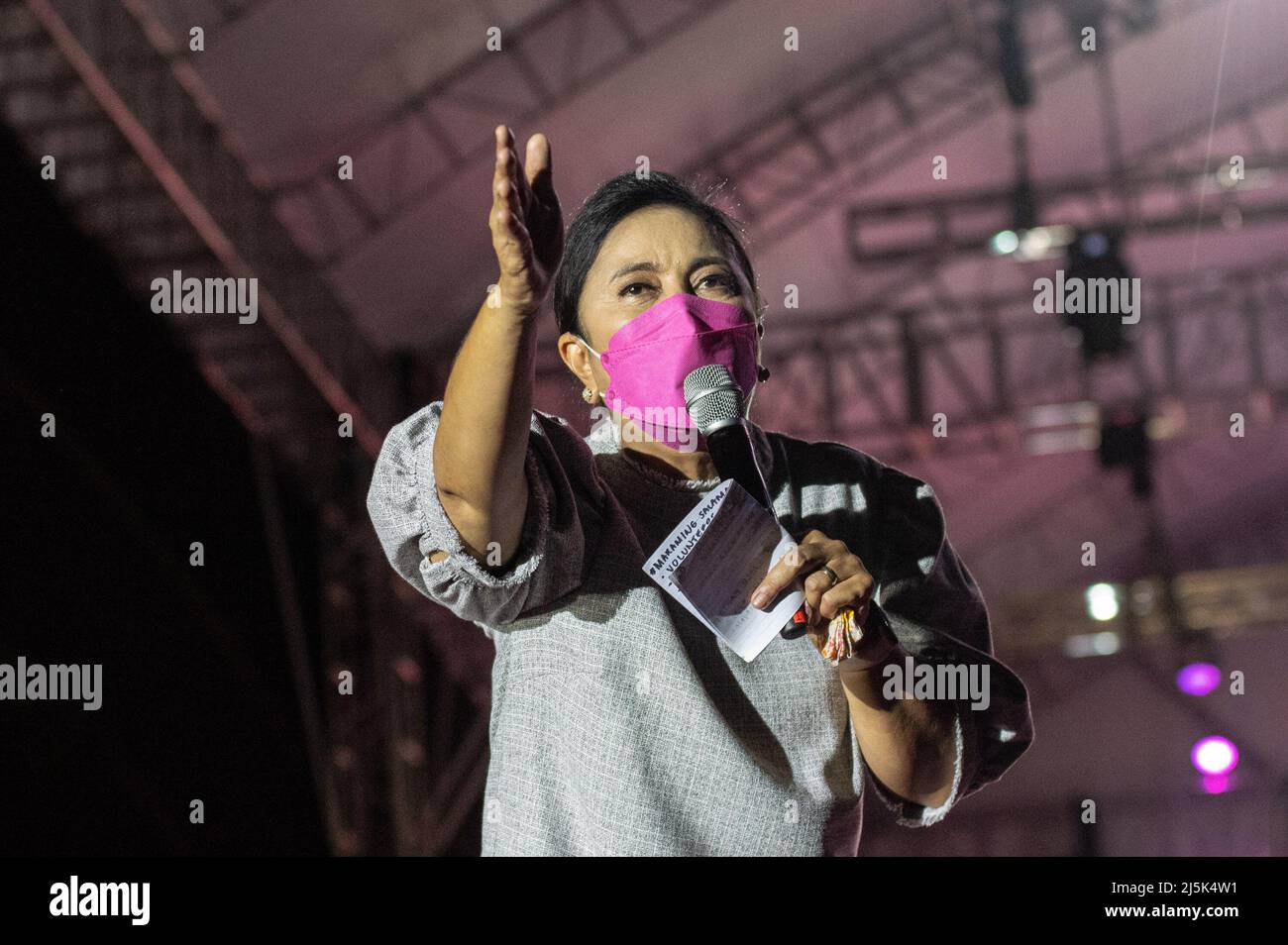 Presidential aspirant Leni Robredo addresses thousands of supporters ...