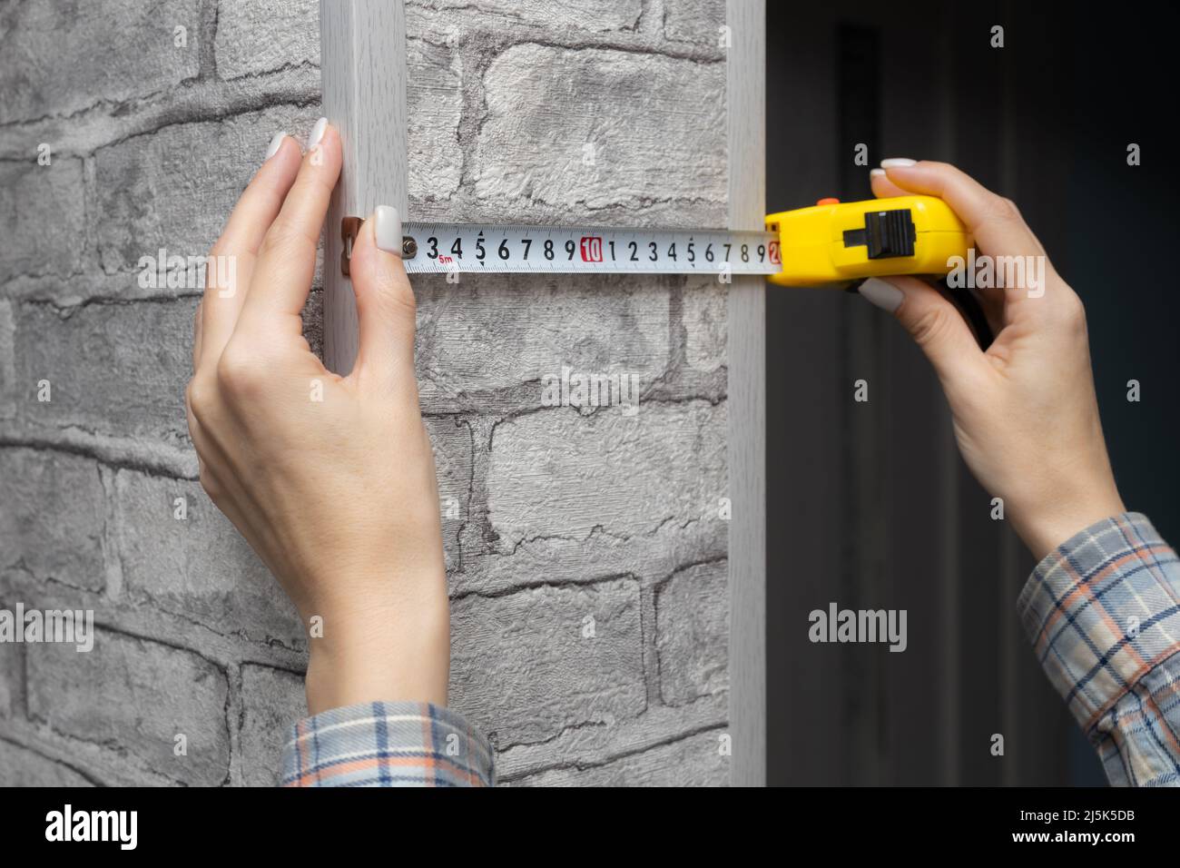 Using a tape measure hi-res stock photography and images - Alamy