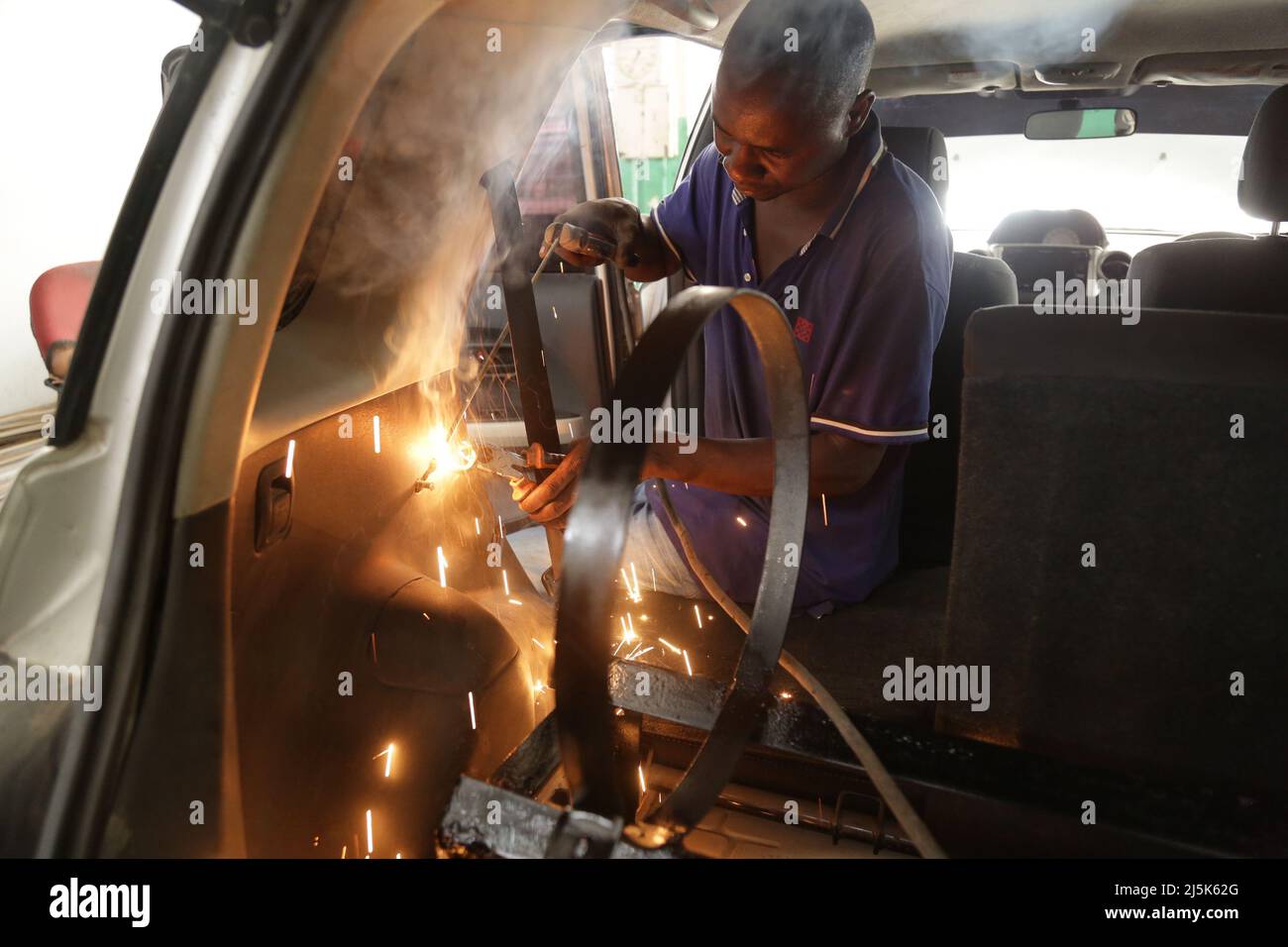 (220424) -- DAR ES SALAAM, April 24, 2022 (Xinhua) -- A specialist of ...