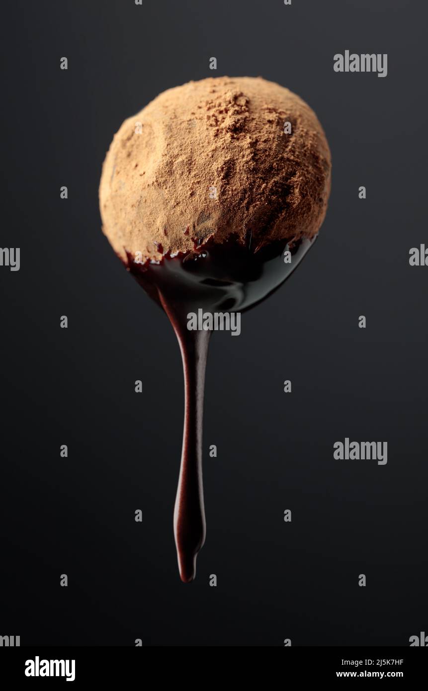 Falling cocoa powder hi-res stock photography and images - Alamy