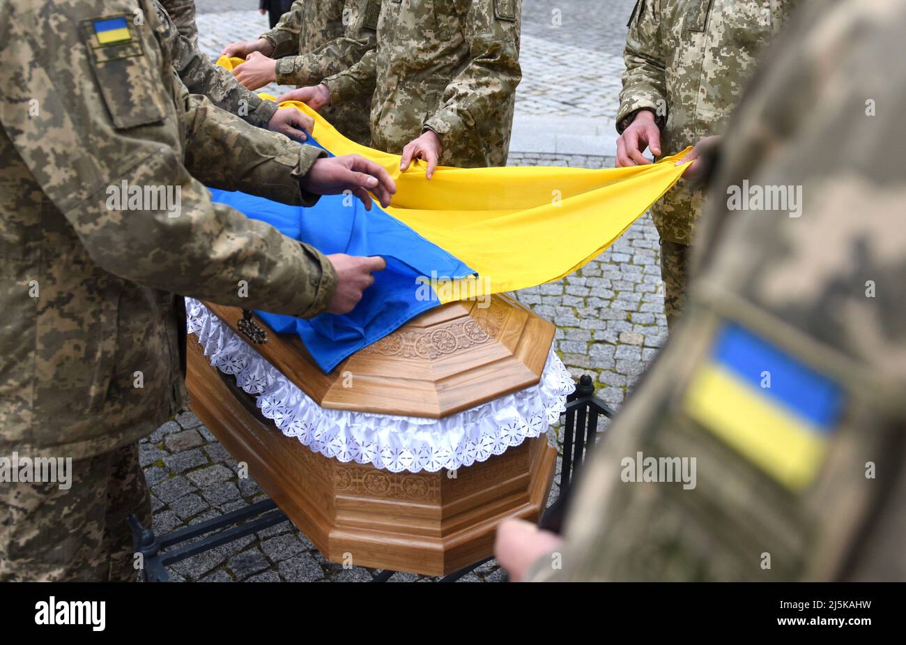 Servicemen cover the coffin of Ukrainian serviceman who was killed ...