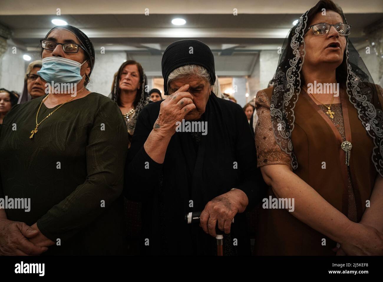 Bartella, Iraq. 24th Apr, 2022. Believers pray during the Easter Mass ...