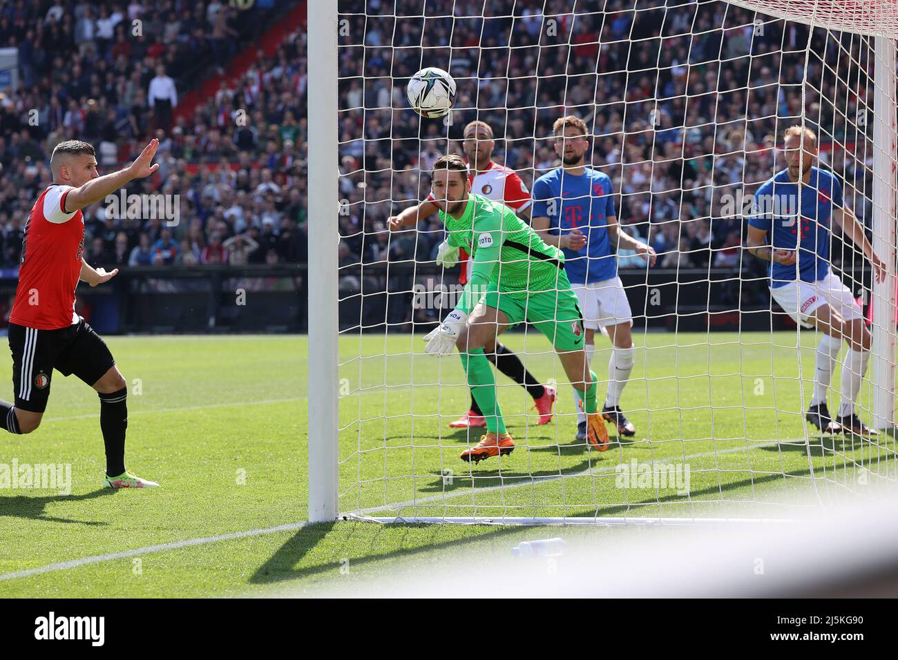 ROTTERDAM - Mike van der Hoorn of FC Utrecht (r) makes the 1-0 from an own goal during the Dutch ...