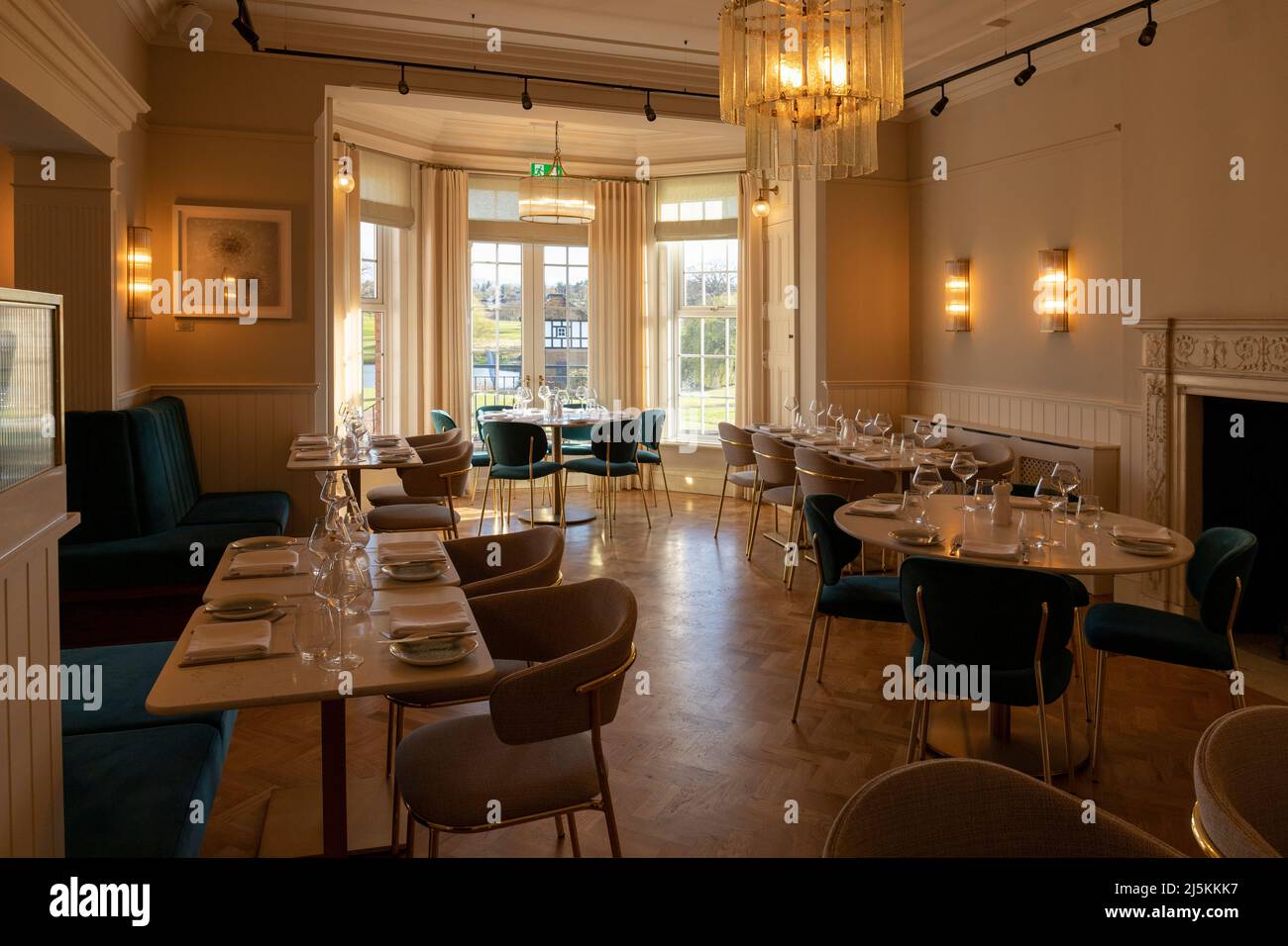 High Quality Fine Dining Restaurant Interior Table Setting with view ...