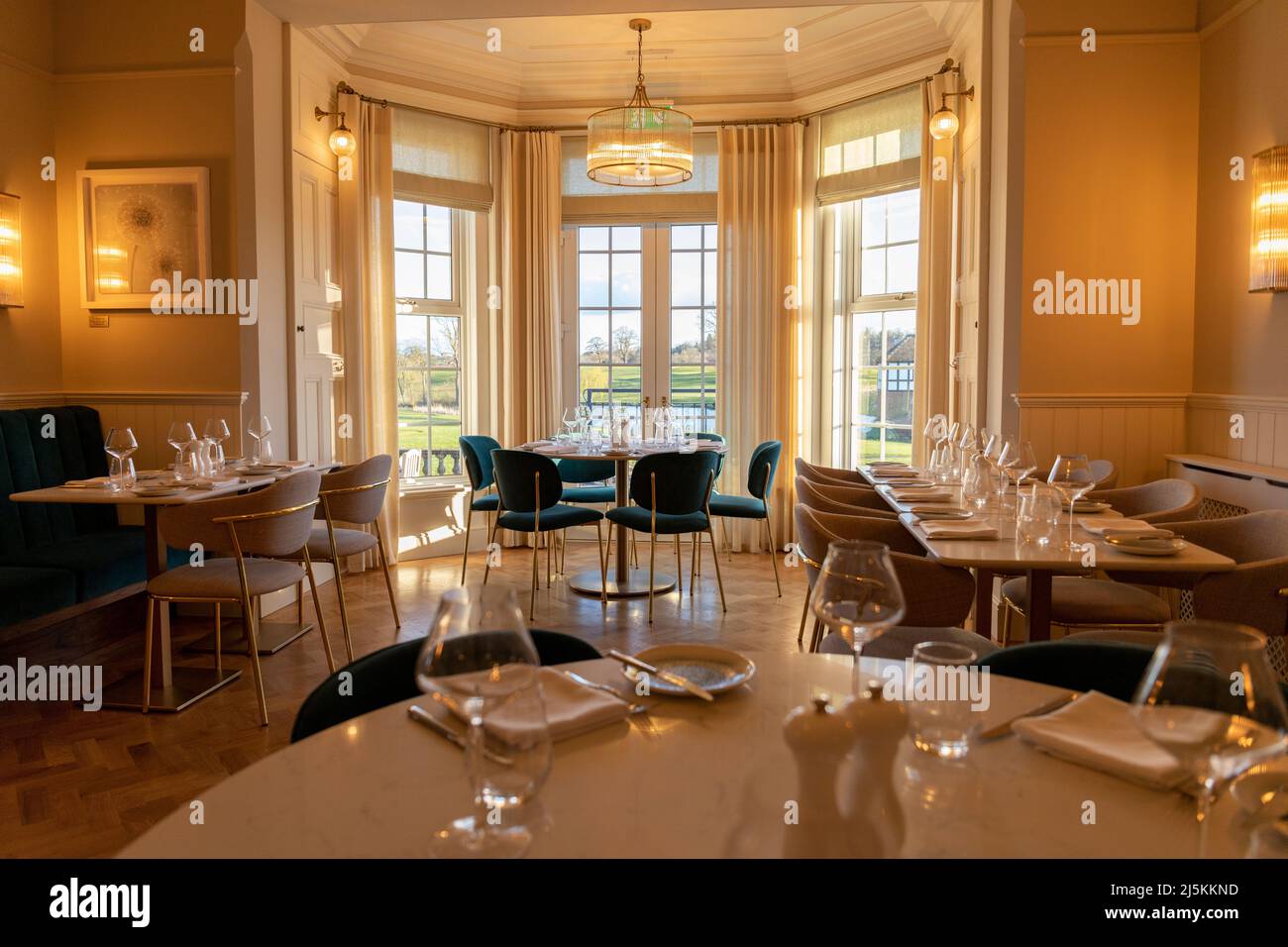 Fine dining restaurant interior hi-res stock photography and images - Alamy