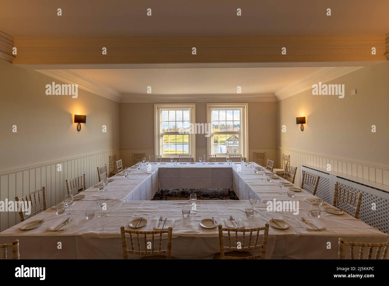 High Quality Fine Dining Restaurant Interior Table Setting with view ...